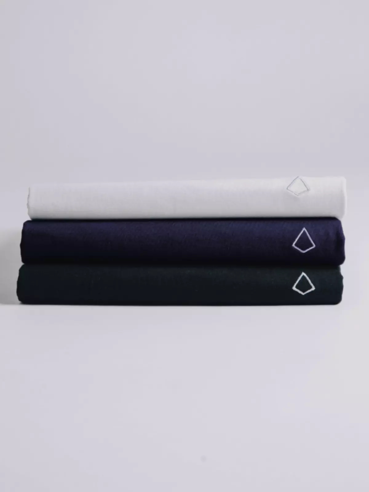 Kit 3 Camisetas Essentials | Black, White & Navy - Fella Clothing