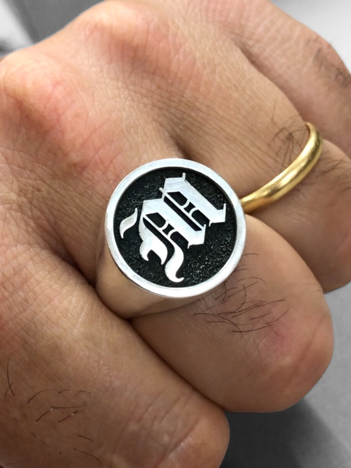 Comprar Anel de Letra Redondo - Round Letter - a partir de R$493,11 ...