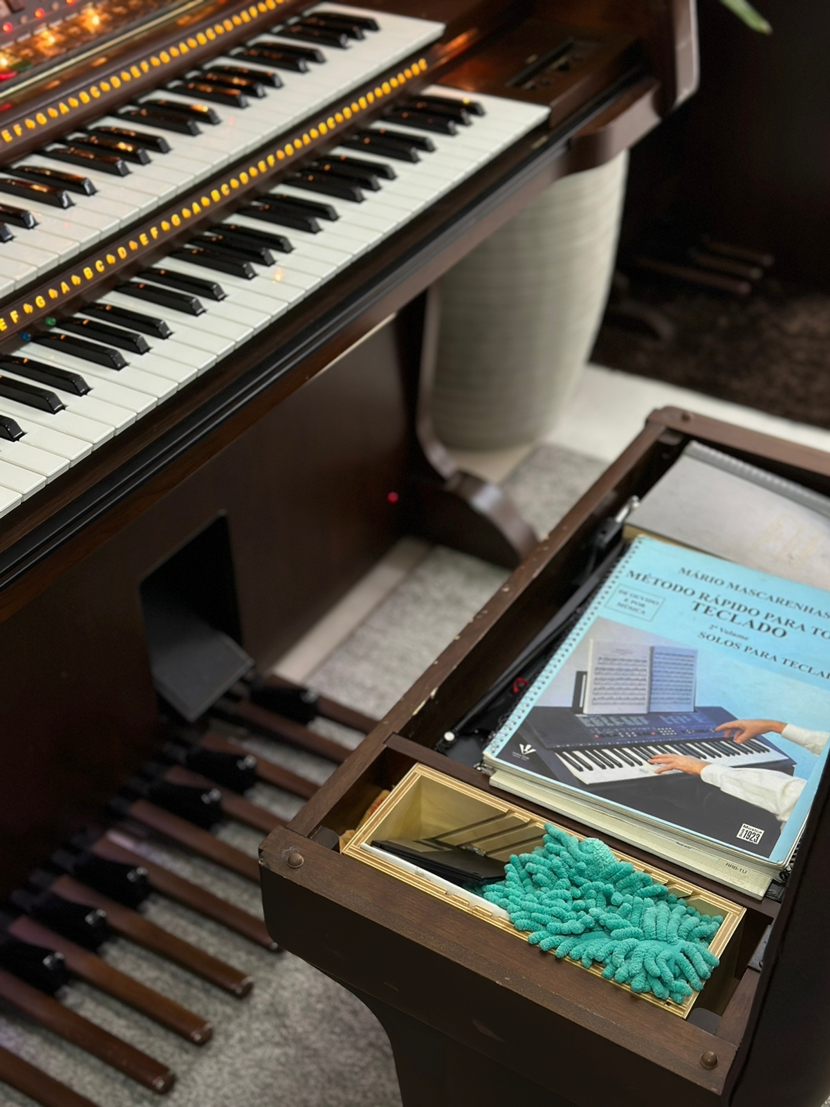 Comprar Órgão Eletrônico Lowrey Rhapsody - a partir de R$63.810,00 ...