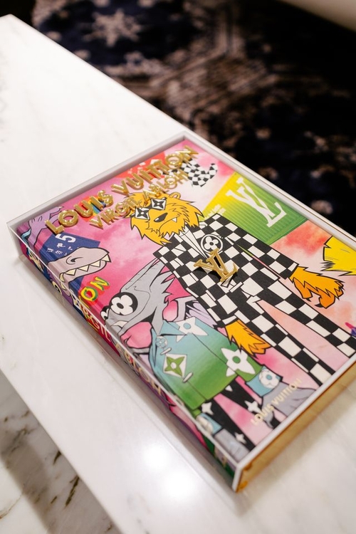 Comprar LOUIS VUITTON: VIRGIL ABLOH (CLASSIC CARTOON COVER) - R$1.898 ...