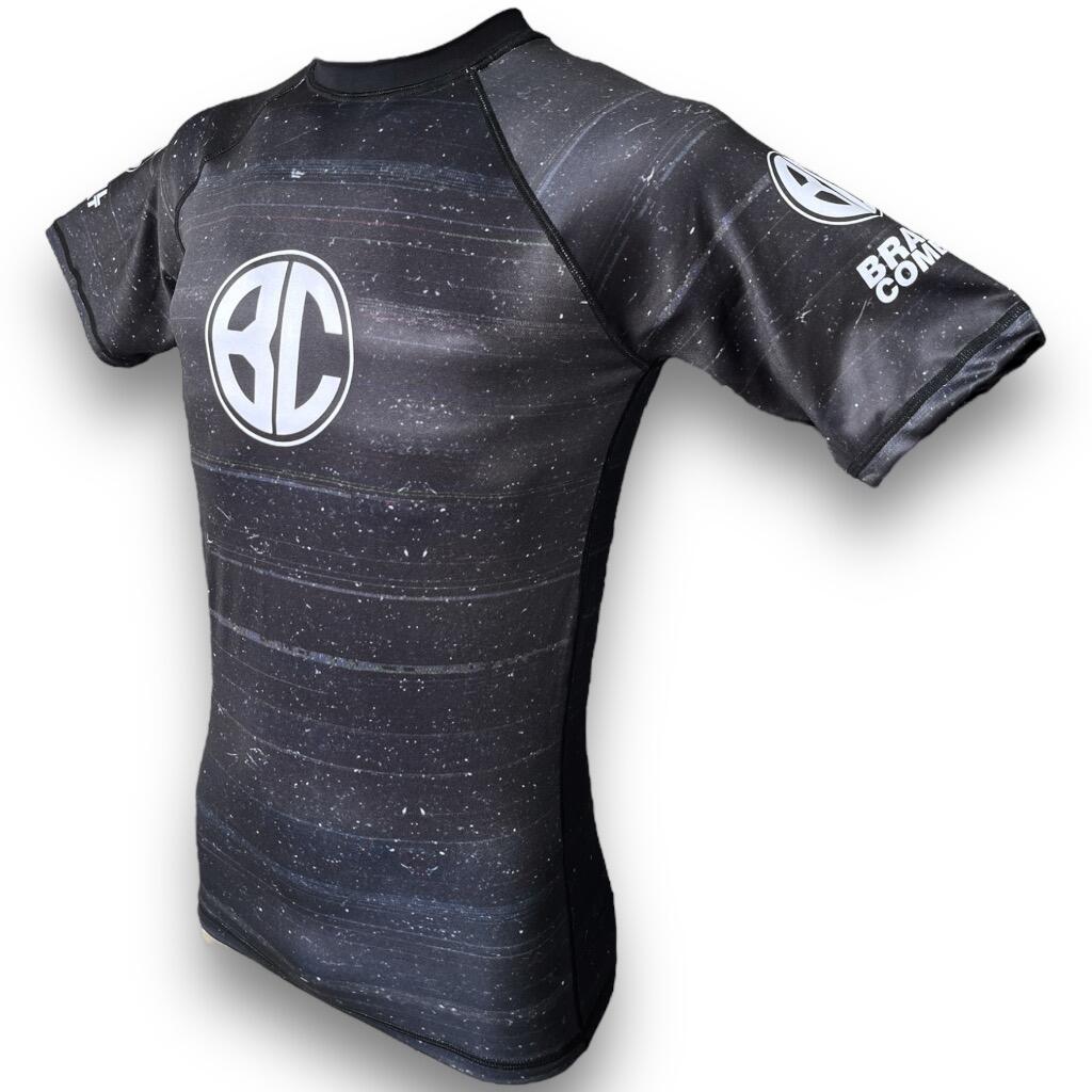 Comprar Rash Guard VHS Manga Curta Preta - Brazil Combat