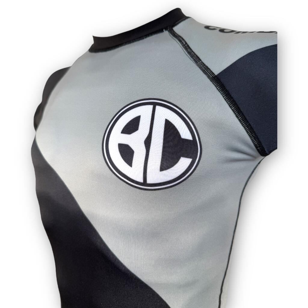 Comprar Rash Guard New Age Manga Curta Preta e Cinza - Brazil Combat