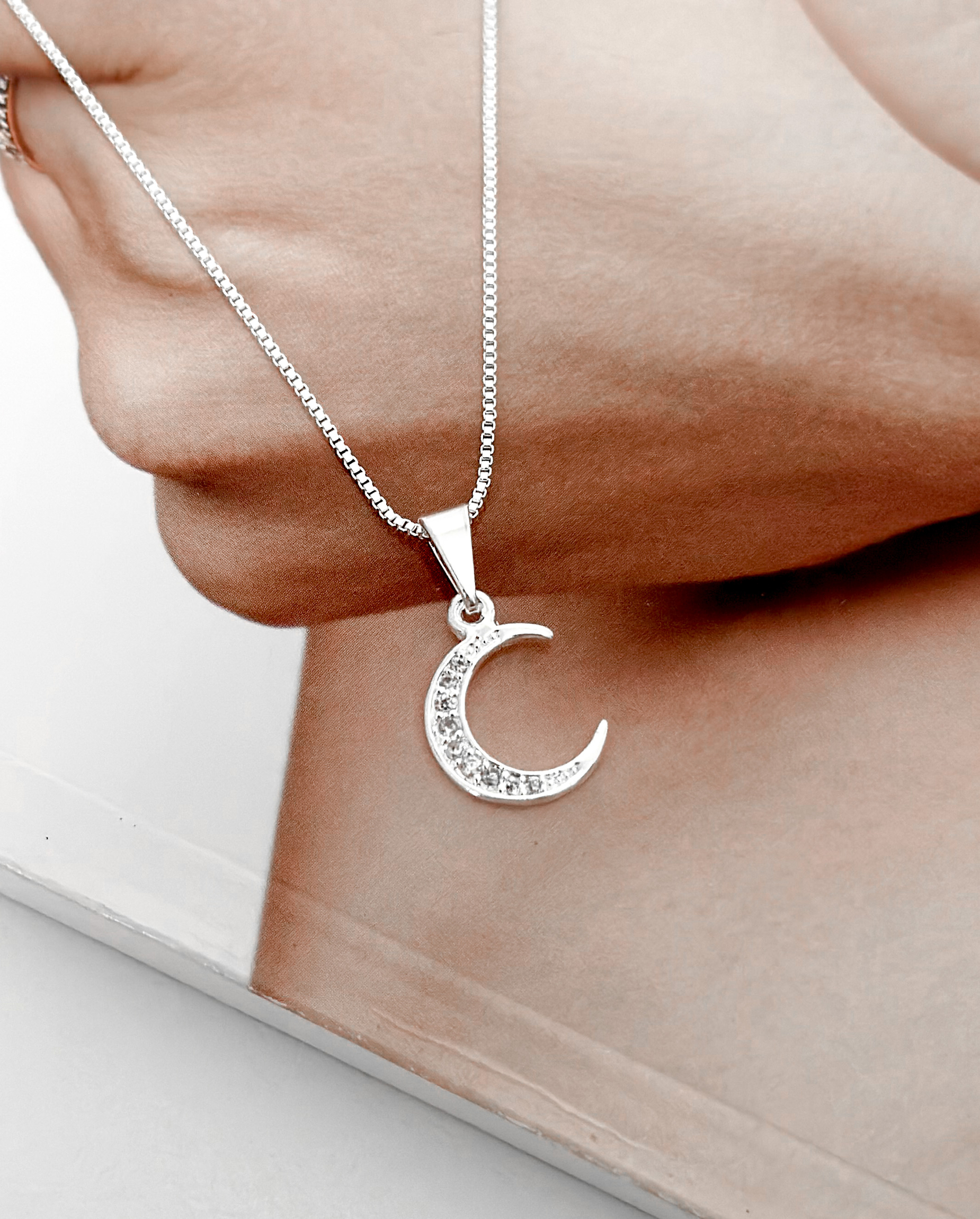 Comprar Colar lua cravejada - Frida Acessórios