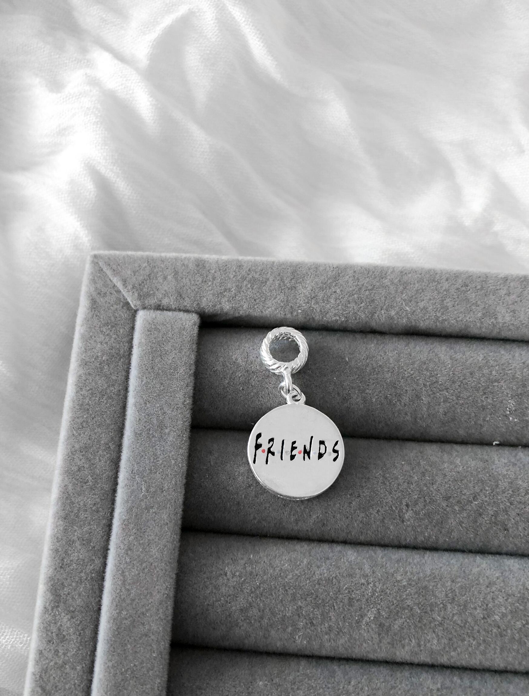 Comprar Berloque friends - a partir de R$13,30