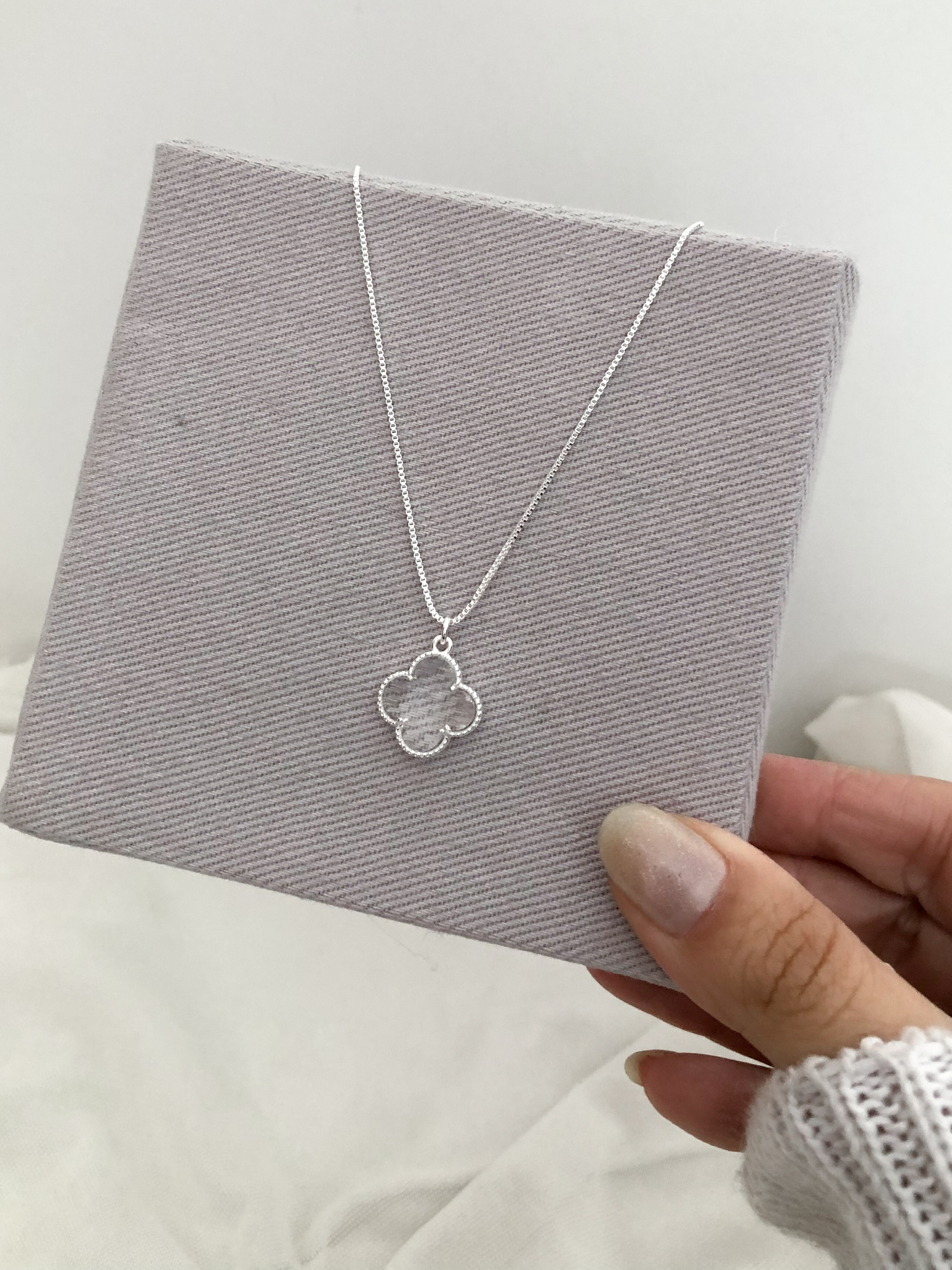 Comprar Colar trevo cristal - a partir de R$15,20 - Frida Acessórios