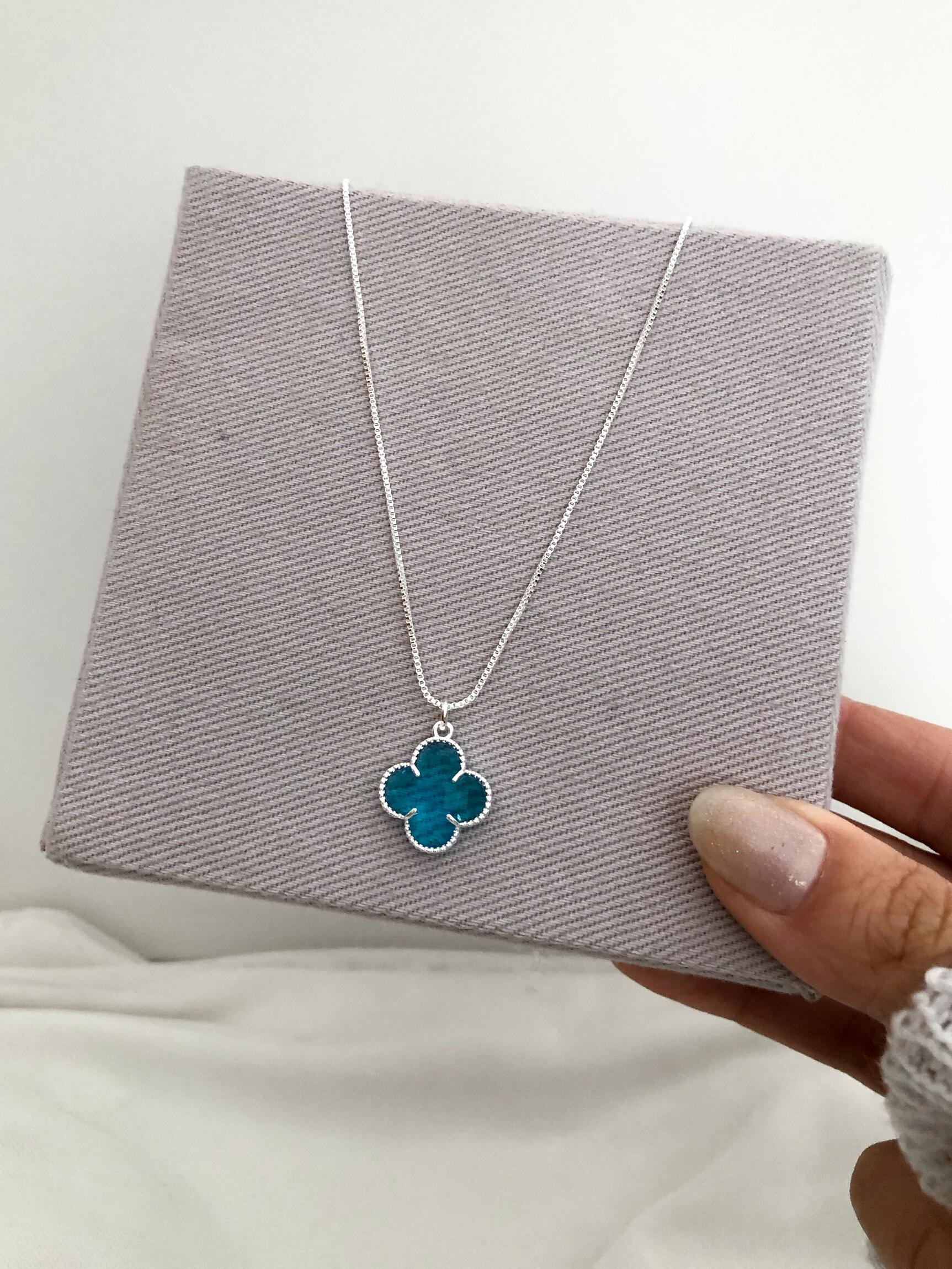 Comprar Colar trevo azul - a partir de R$15,20 - Frida Acessórios