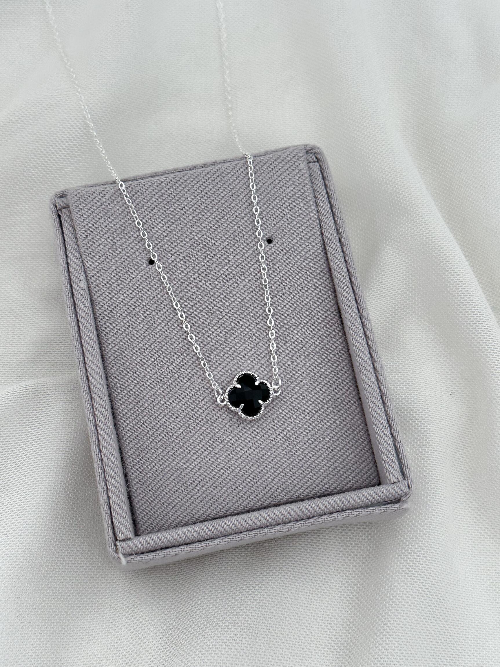 Comprar Colar trevo preto corrente cadeadinhos - a partir de R$16,15