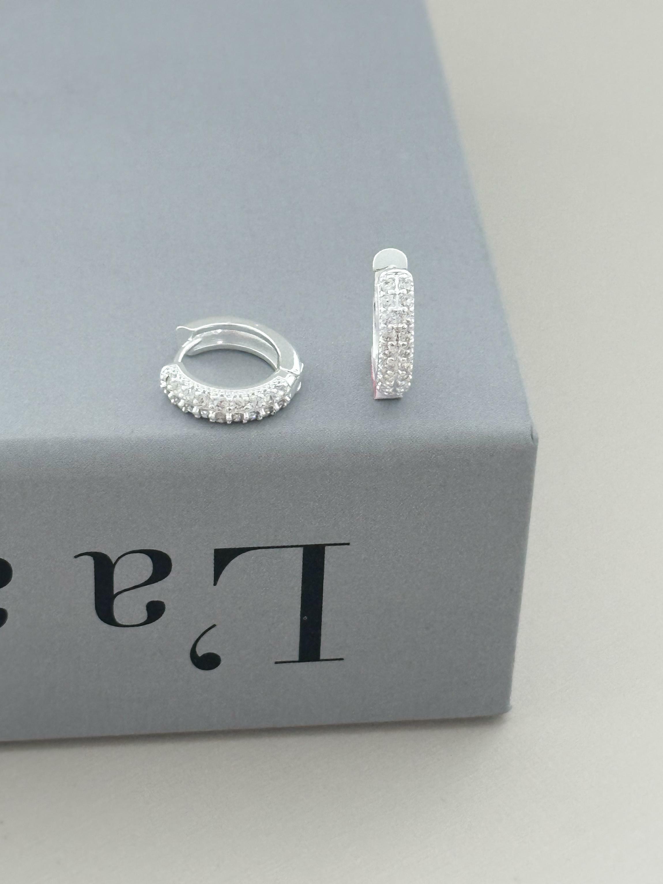 Comprar Argola dupla fileira de zircõnias - a partir de R$14,25