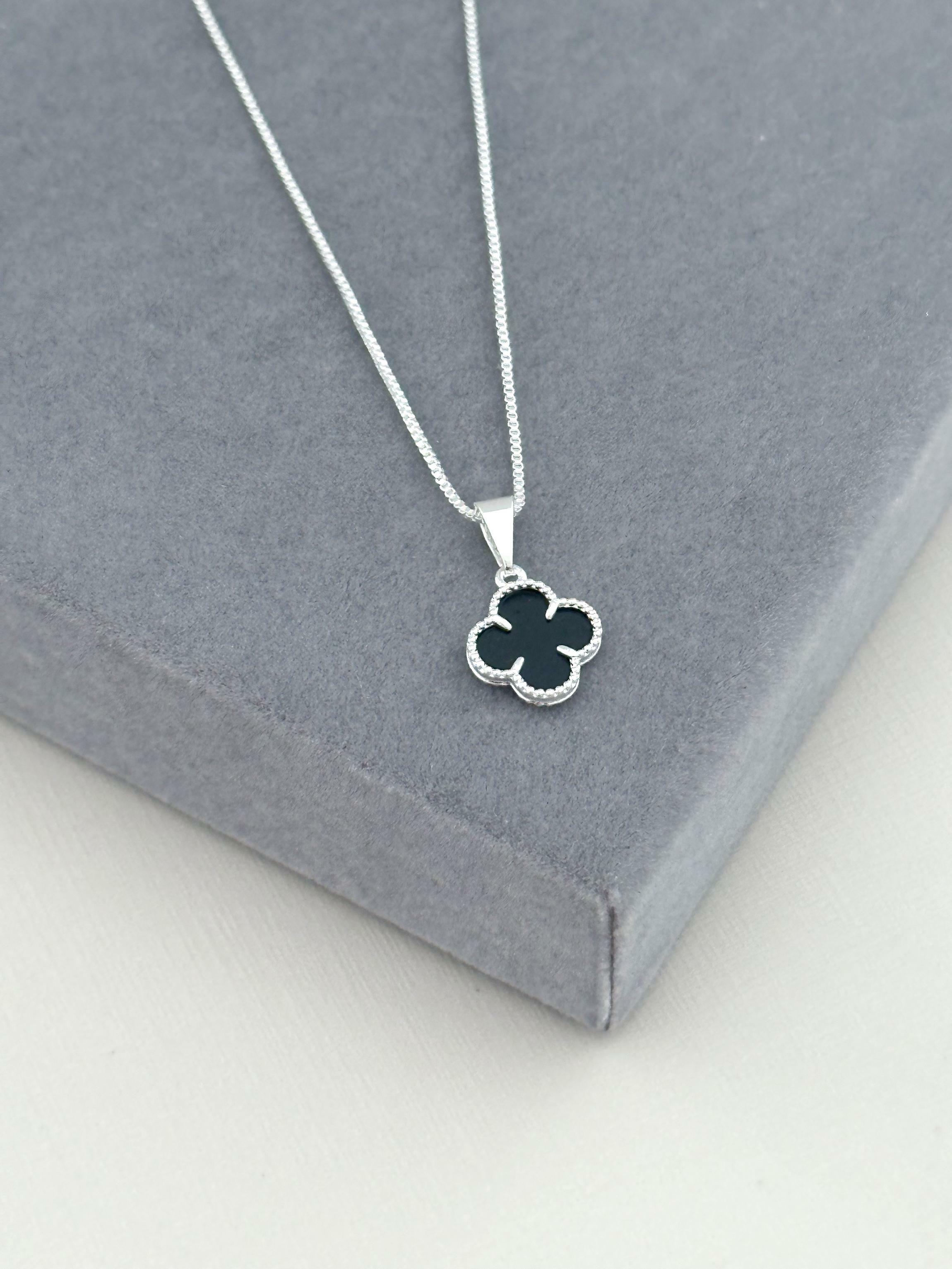 Comprar Colar trevo preto - a partir de R$16,15 - Frida Acessórios