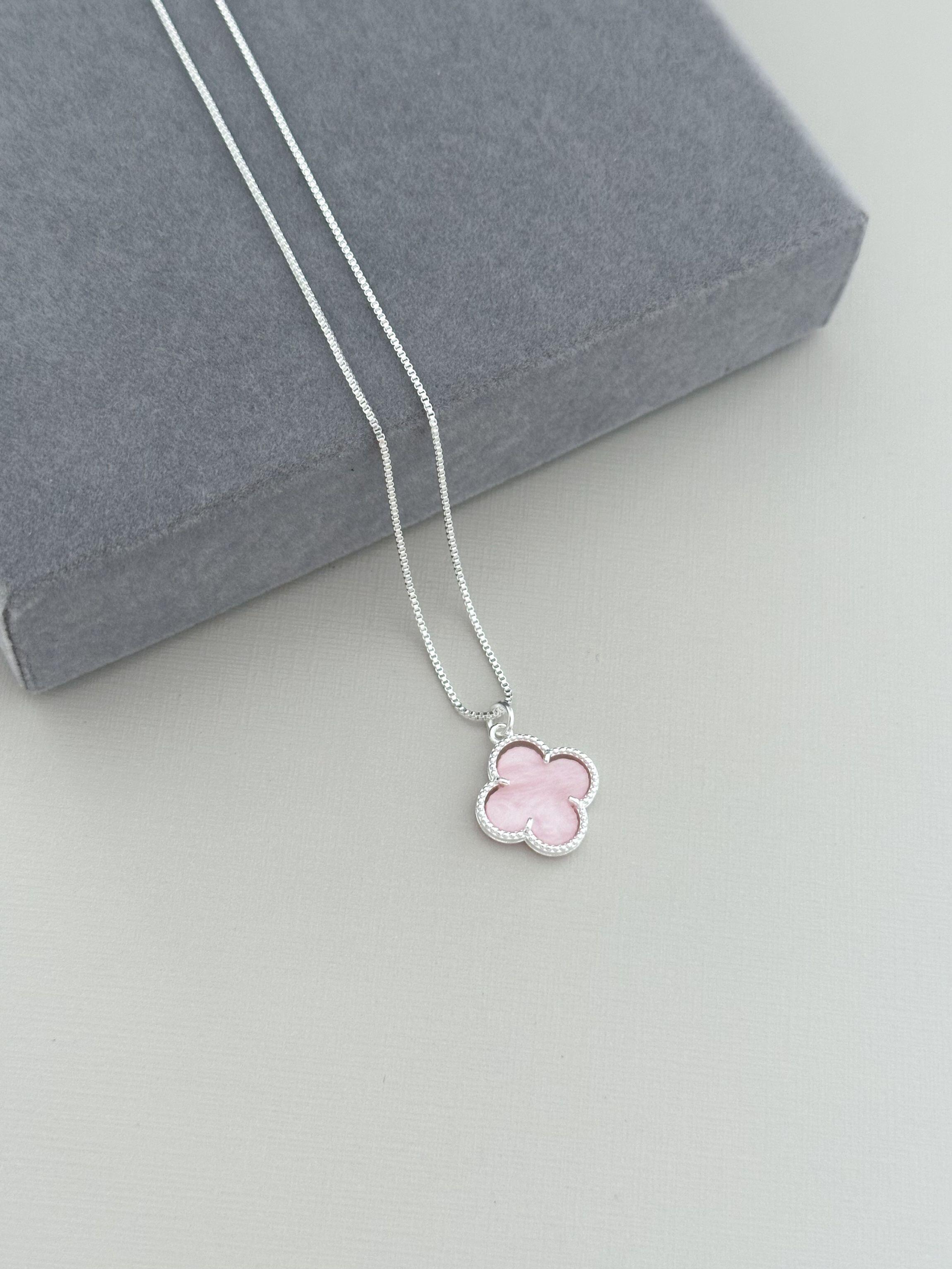 Comprar Colar trevo rosa baby - a partir de R$15,20