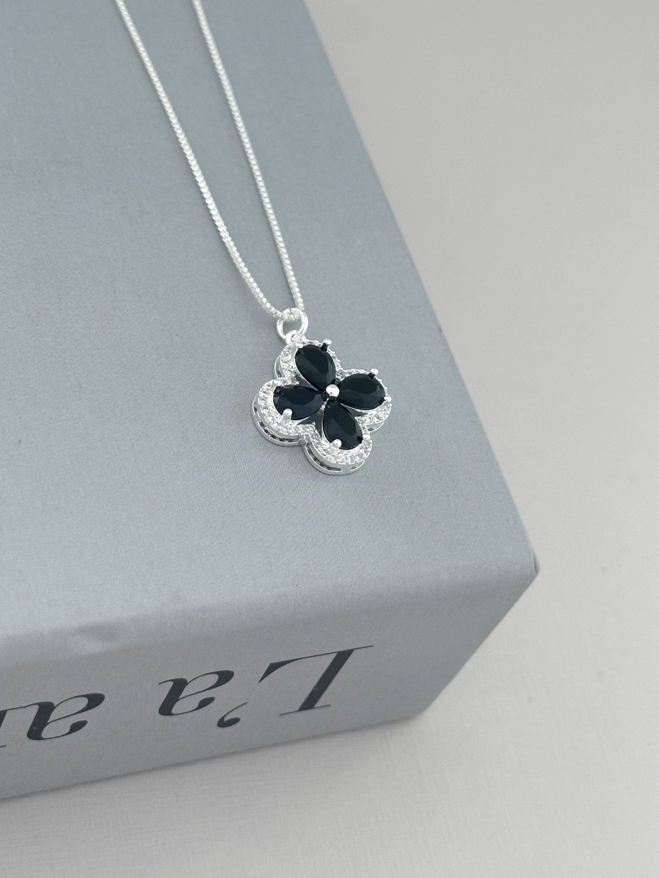 Comprar Colar flor preto - a partir de R$17,10 - Frida Acessórios