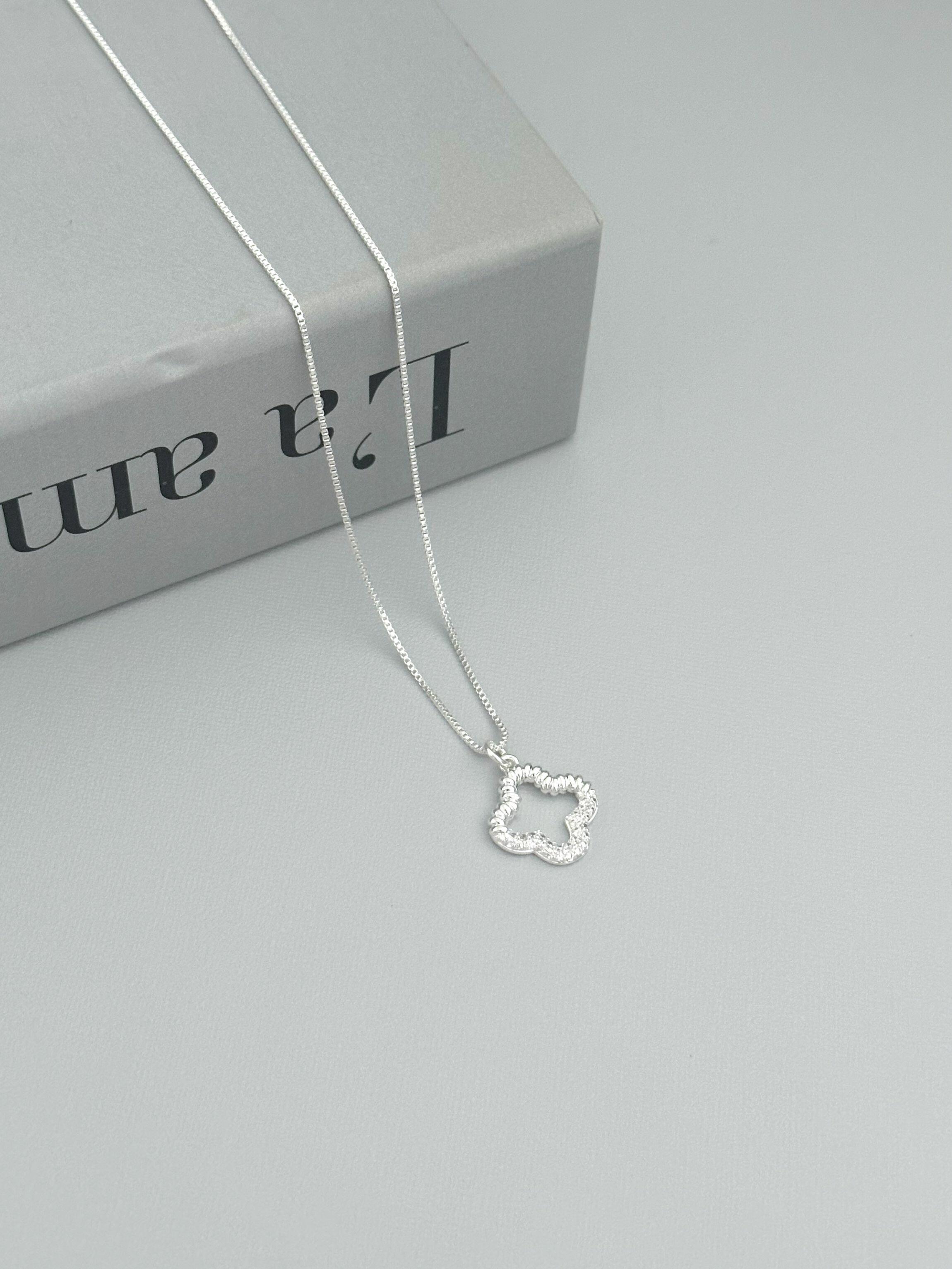 Comprar Colar trevo torcido com detalhes cravejados - a partir de R$16 ...