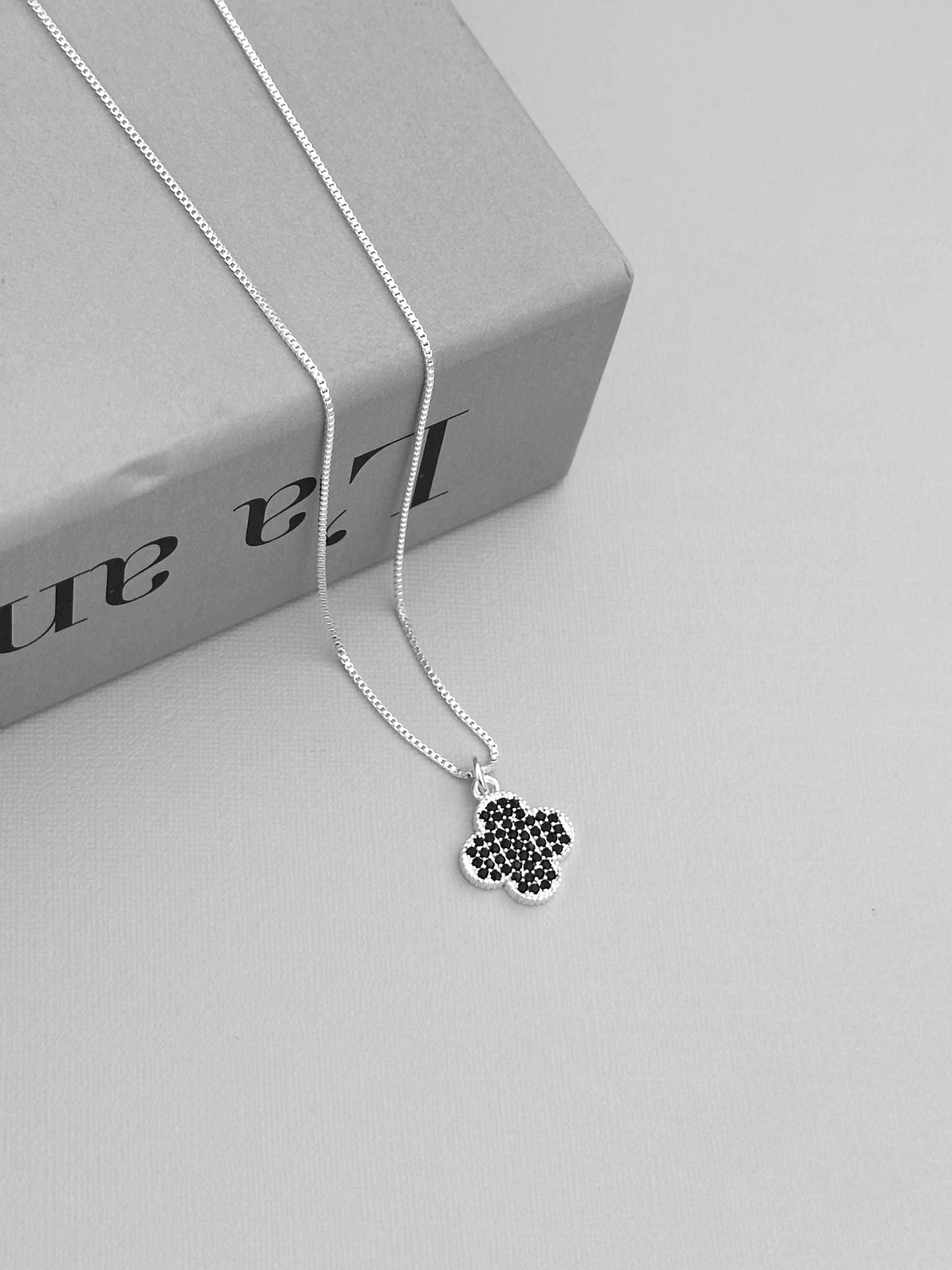 Comprar Colar trevo cravejado preto - a partir de R$16,15 - Frida ...