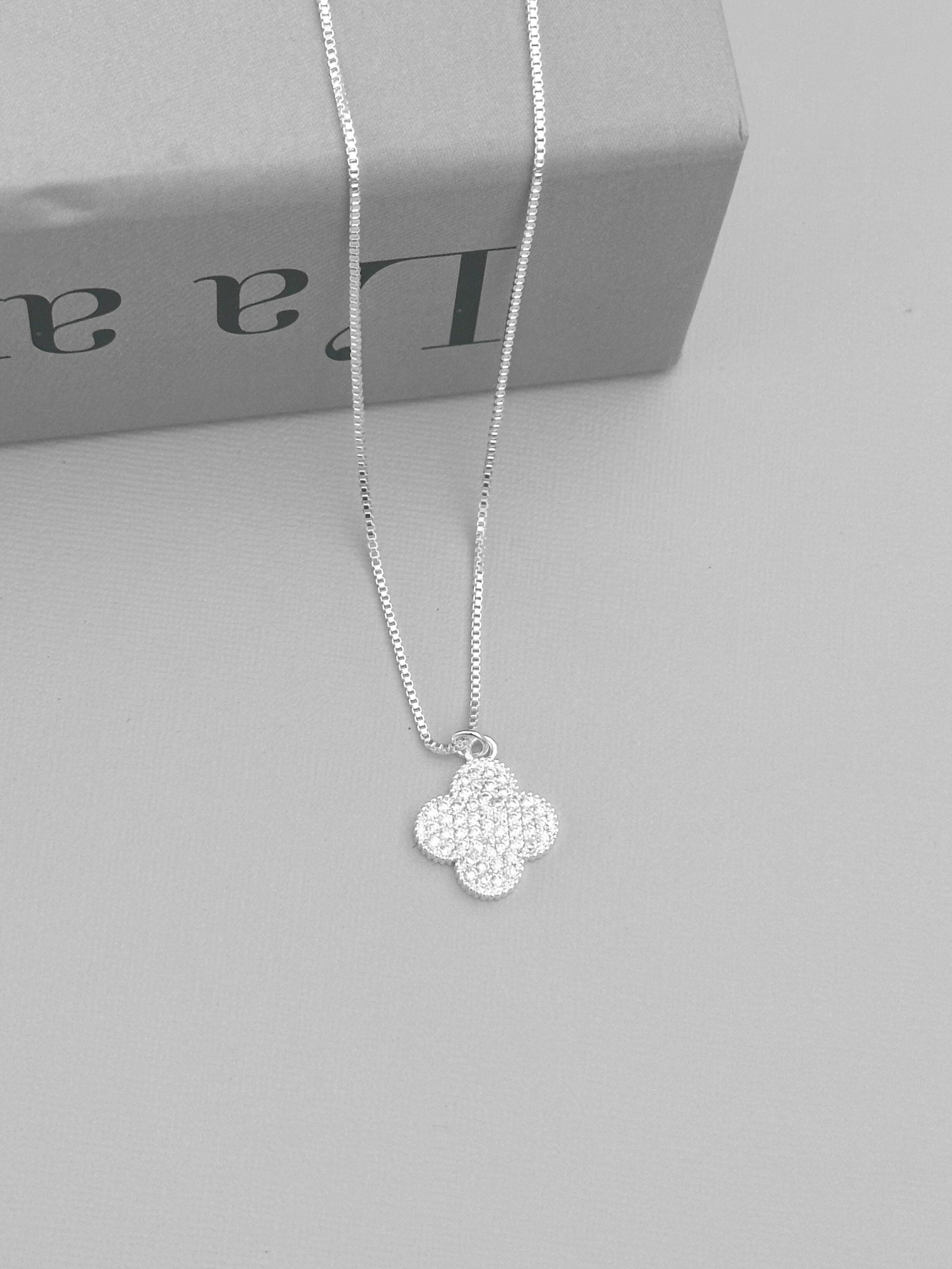 Comprar Colar trevo cristal - a partir de R$16,15