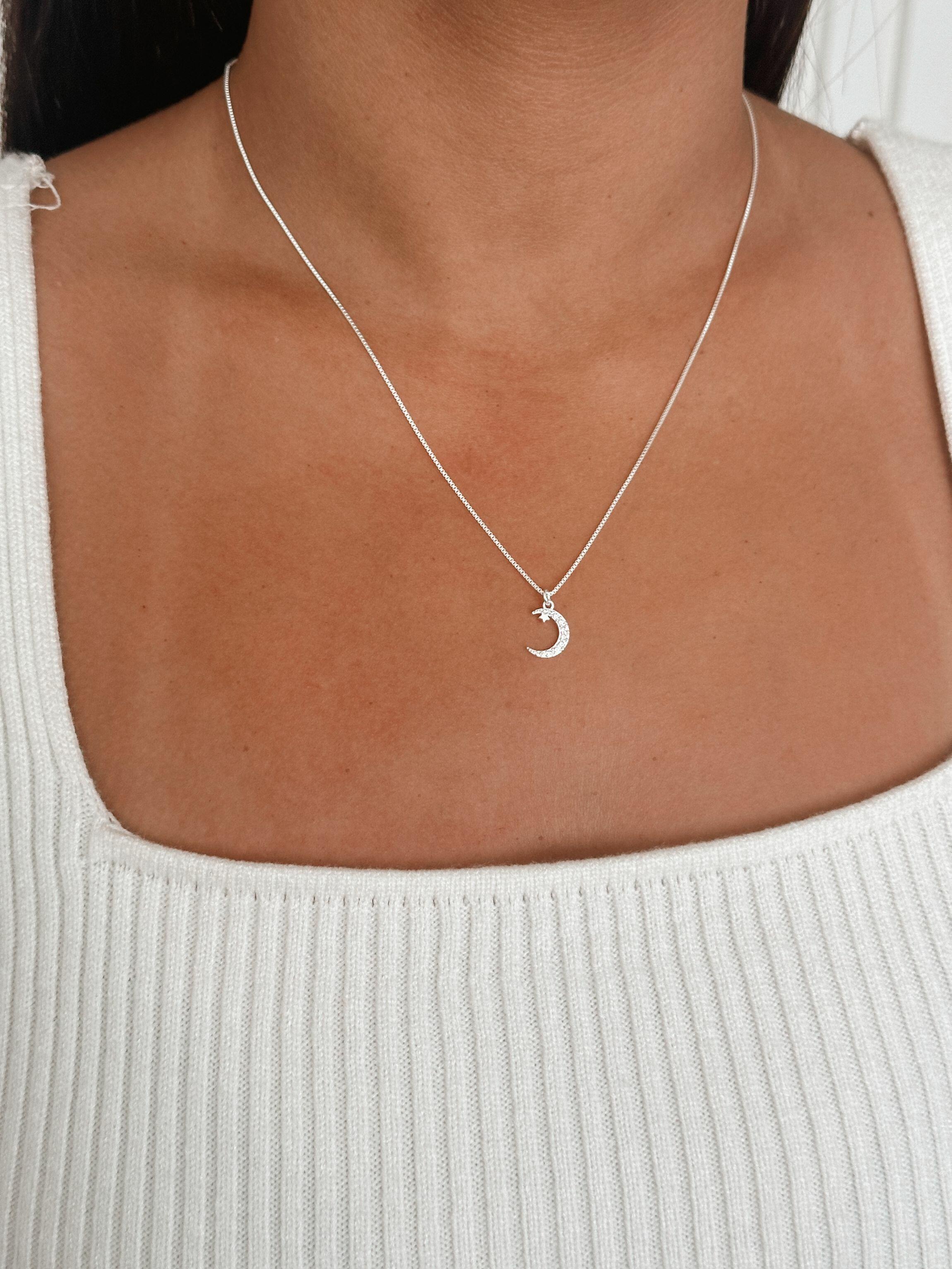 Comprar Colar lua cravejado com estrela mini - a partir de R$16,15