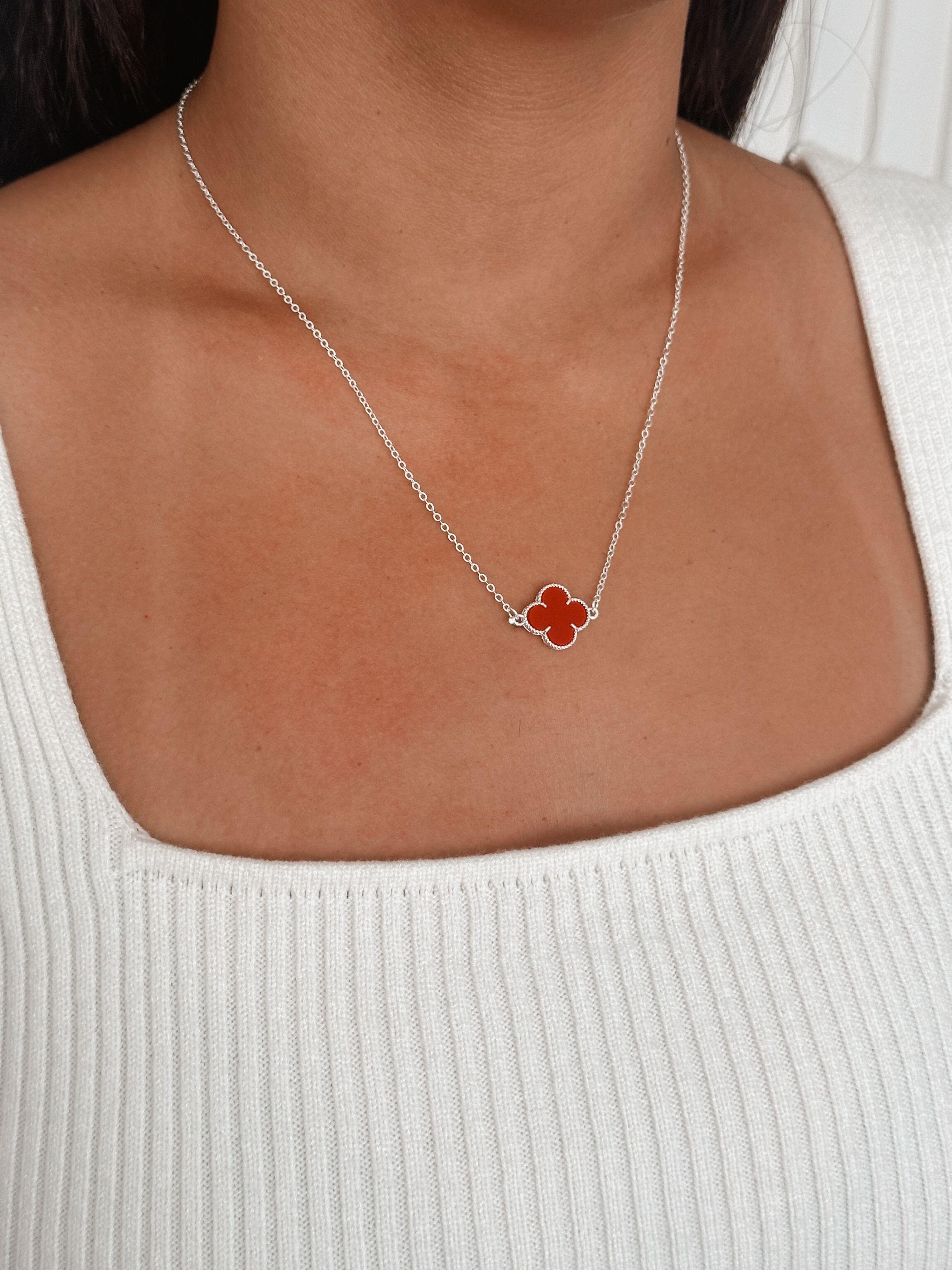 Comprar Colar trevo vermelho - a partir de R$16,15