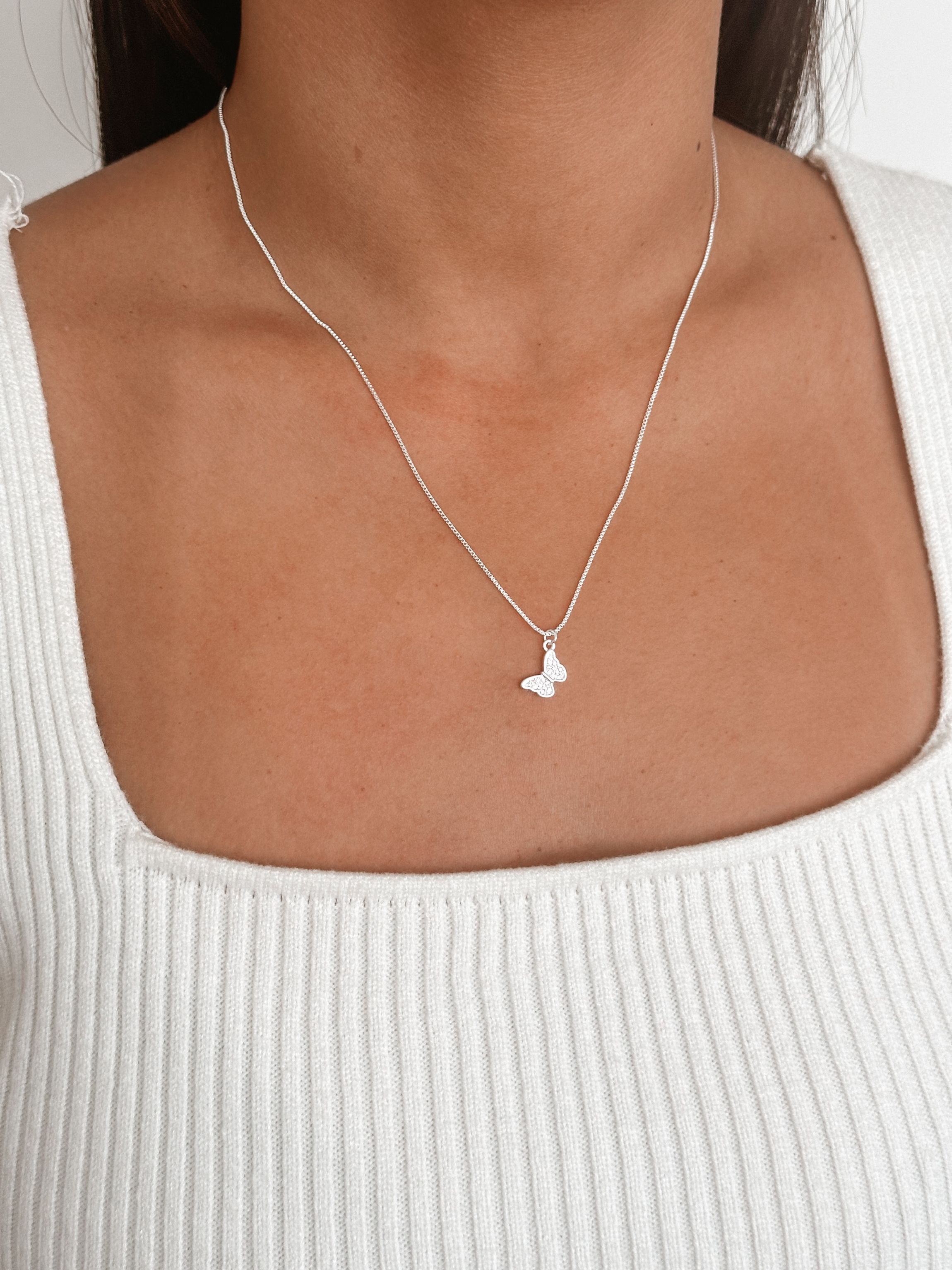 Comprar Colar borboleta deitada - a partir de R$14,53 - Frida Acessórios