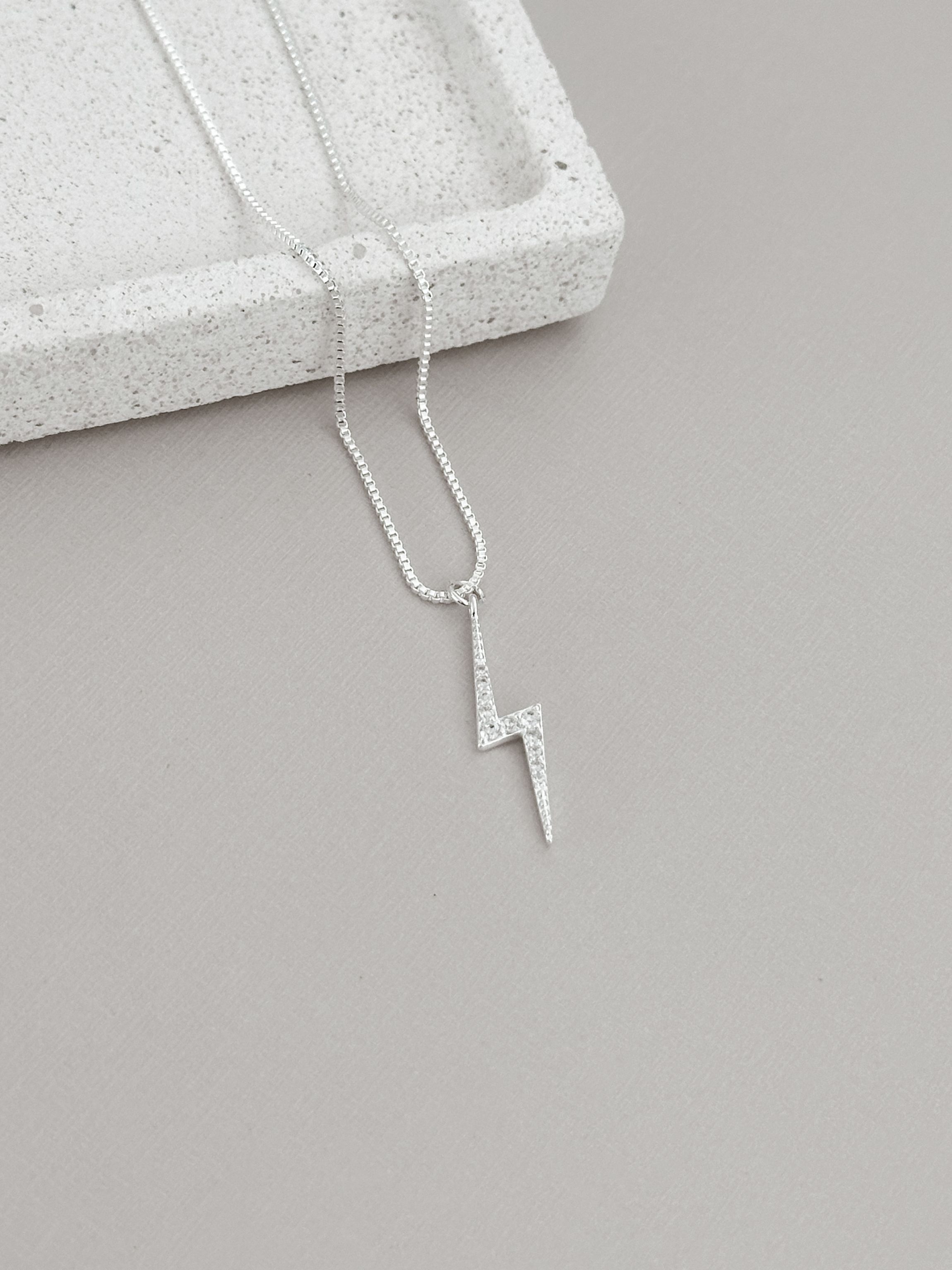 Comprar Colar raio cravejado - a partir de R$16,15 - Frida Acessórios