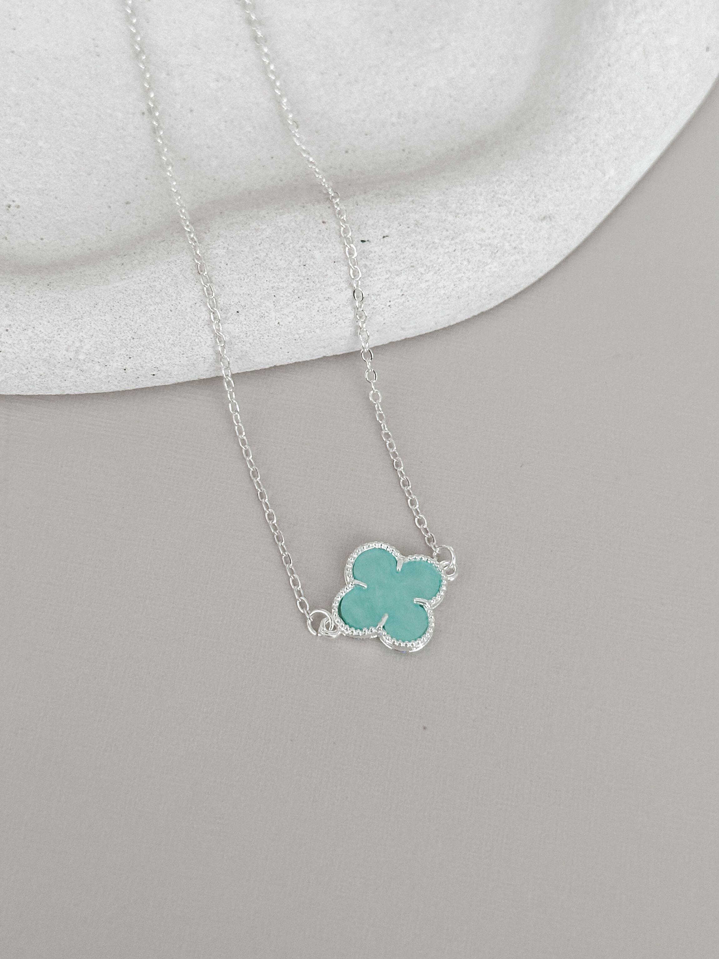 Comprar Colar trevo azul - a partir de R$16,15