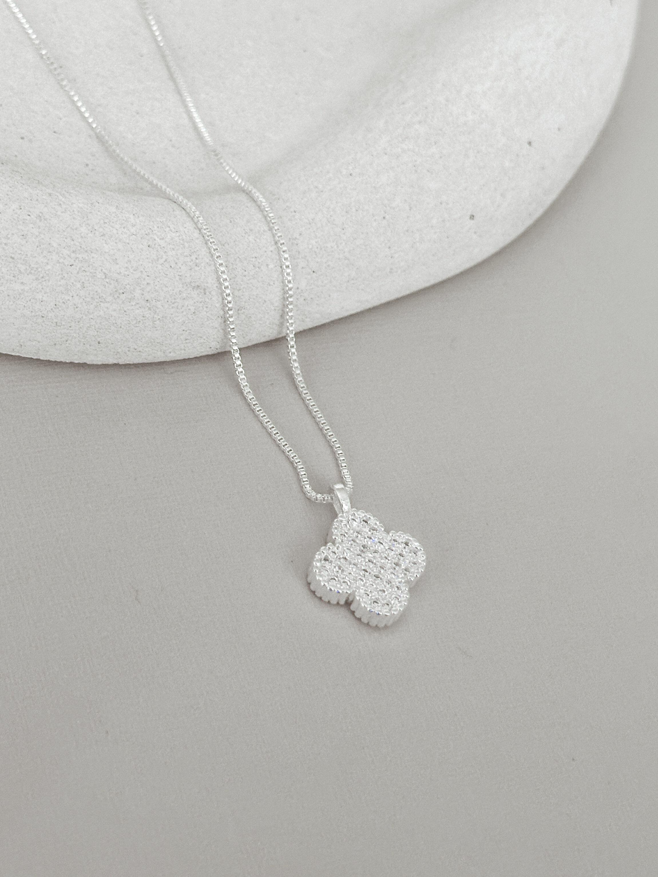 Comprar Colar 2 em 1 - trevo: Um lado o trevo é cravejado e do outro ...