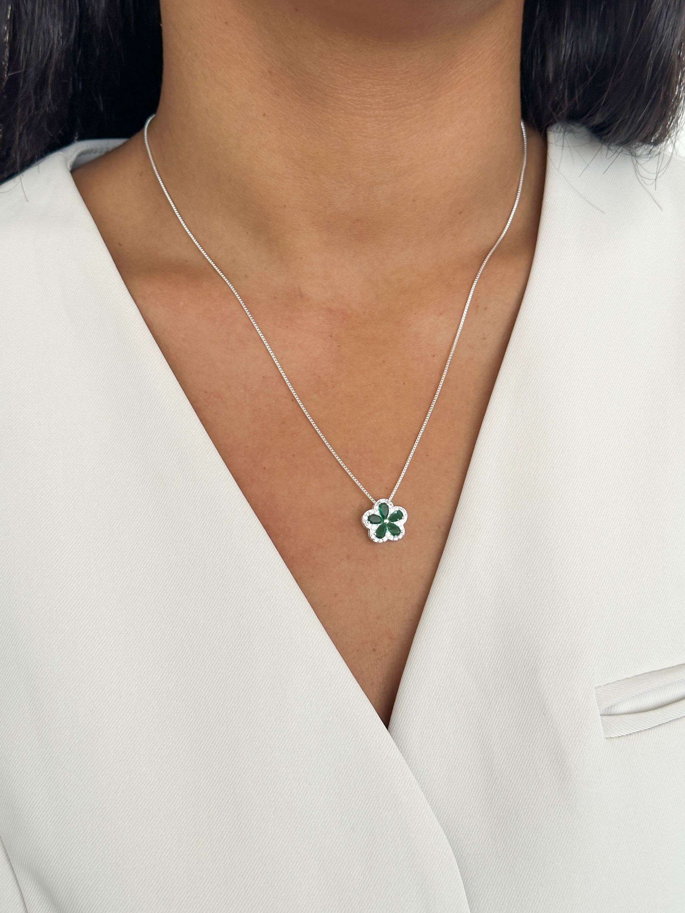 Comprar Colar flor cravejado em volta verde esmeralda - a partir de R ...