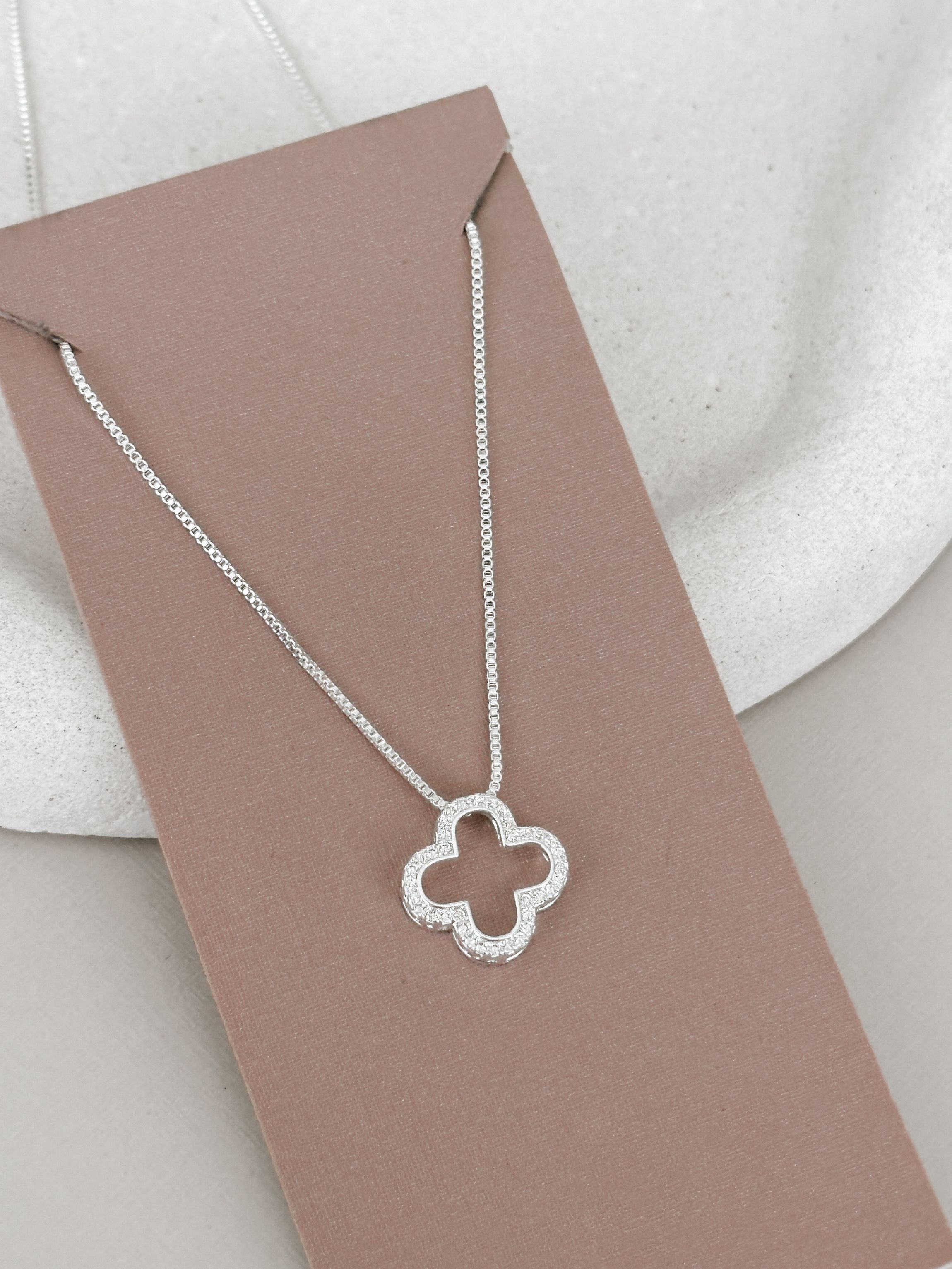 Comprar Colar trevo vazado cravejado - Frida Acessórios