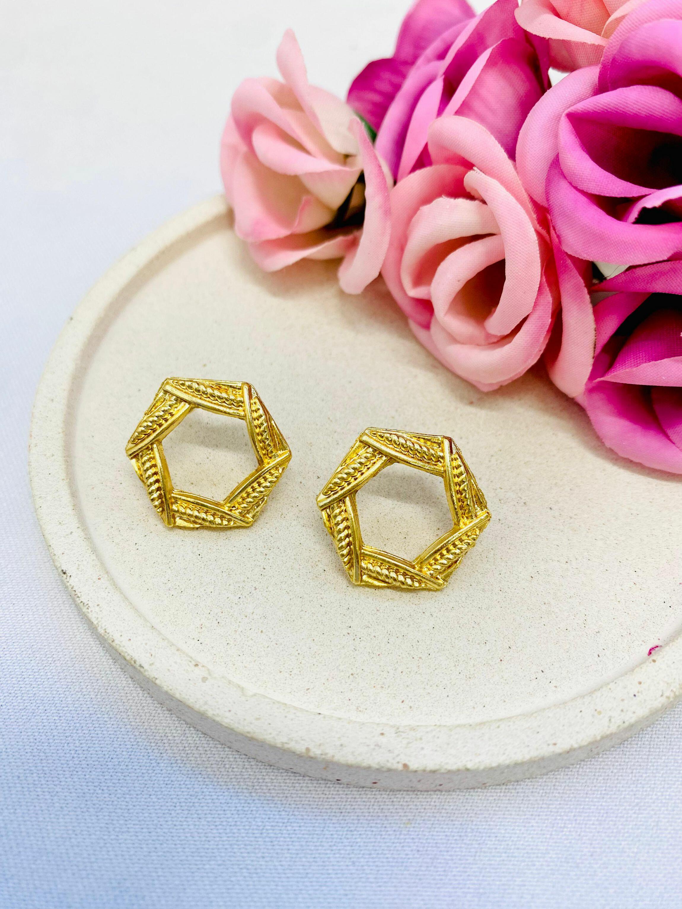 Comprar Brinco Hexagonal Texturizado Dourado - a partir de R$3,88