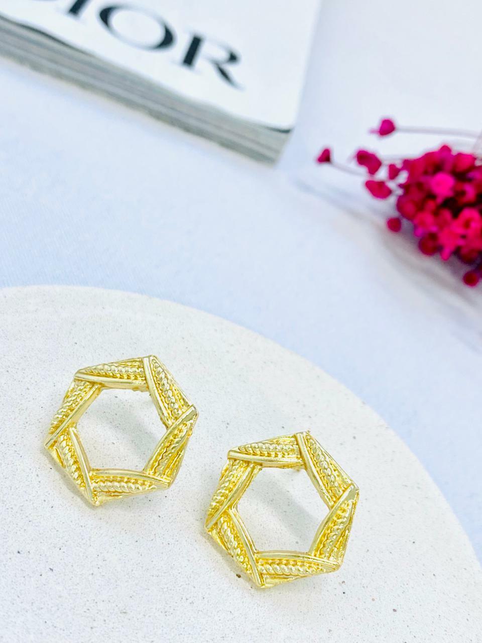Comprar Brinco Hexagonal Texturizado Dourado - a partir de R$3,88
