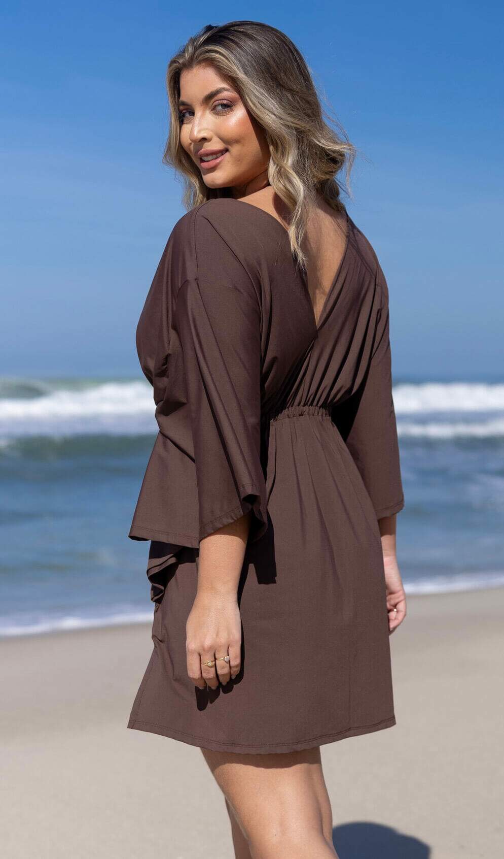Saída de Praia Bata Proteção UV Marrom - a partir de R$117,00