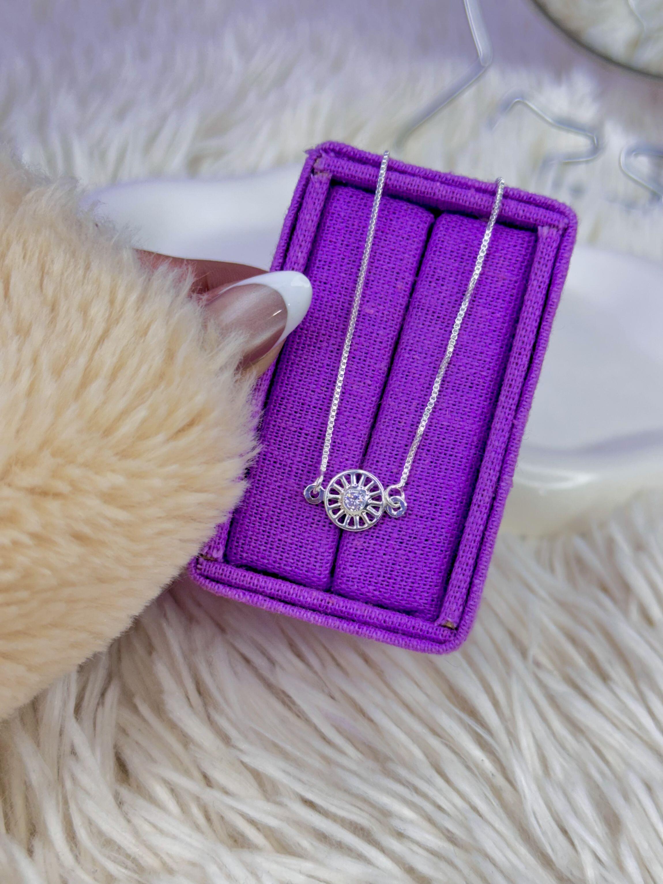 Comprar Colar redondo detalhado cristal banhado a prata - a partir de R ...