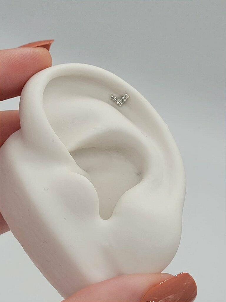 Piercing de Prata V Cravejado | Madagi Pratas - R$49,90