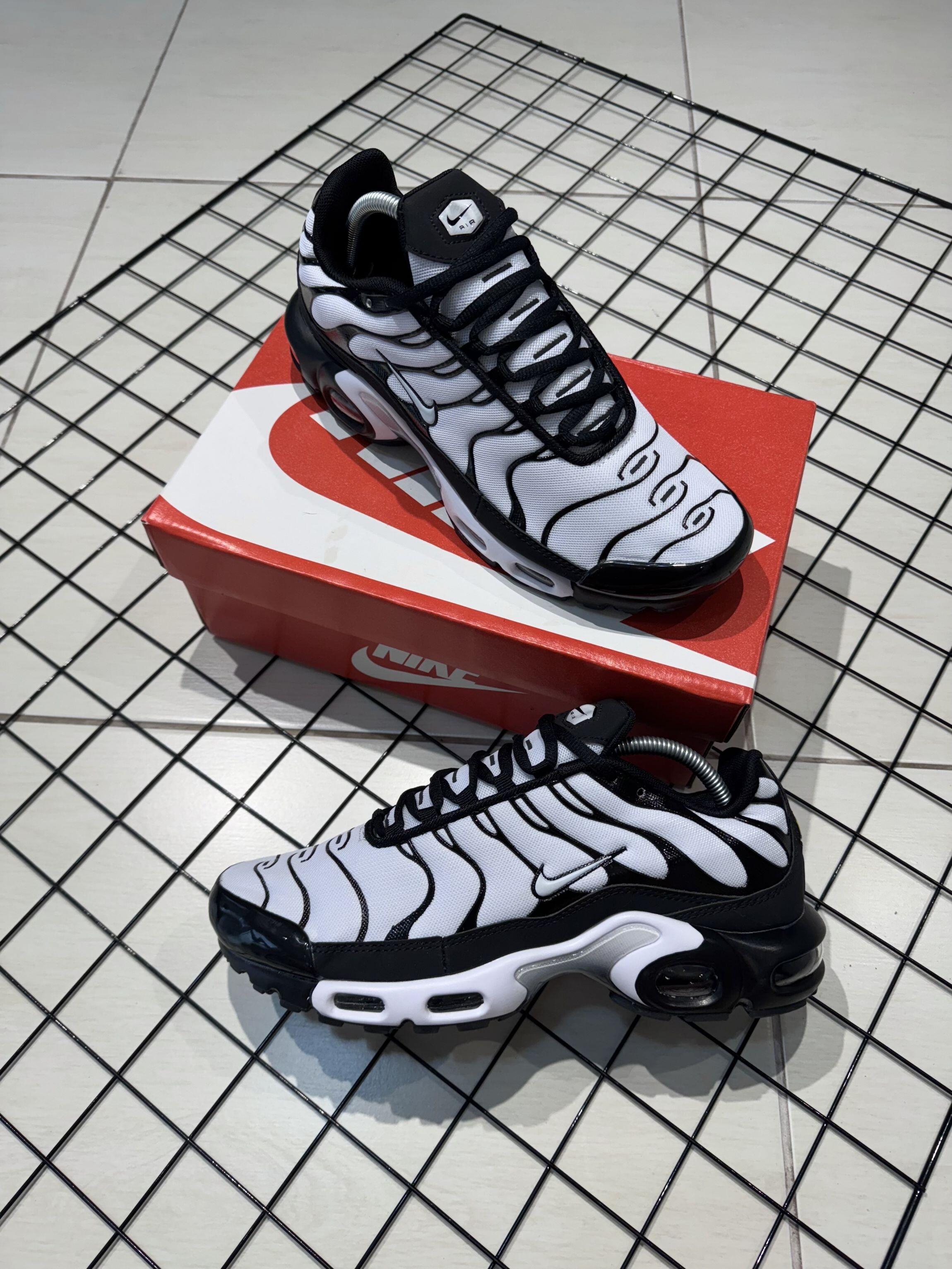 Comprar TÊNIS NIKE AIR MAX PLUS TN - OREO - Dash