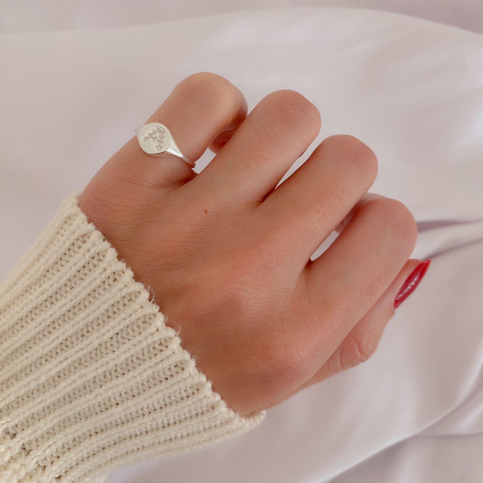 Comprar Anel Mindinho Letra Cravejada Regulável - Gava Pratas