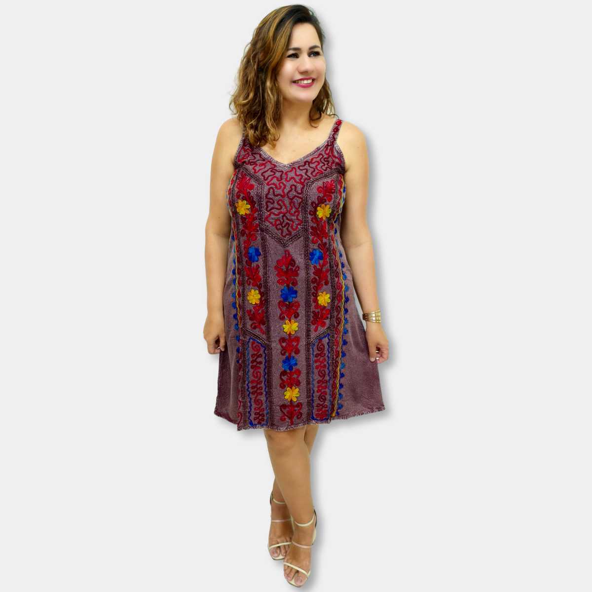 Vestido Indiano Curto de Alça Liso com Bordados Coloridos | Sarat Moda ...