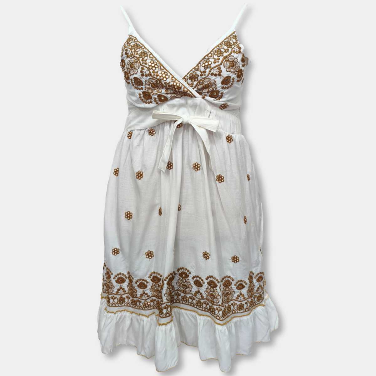 Vestido Curto Indiano em Alças Liso com Bordados e Aplique é na Sarat ...