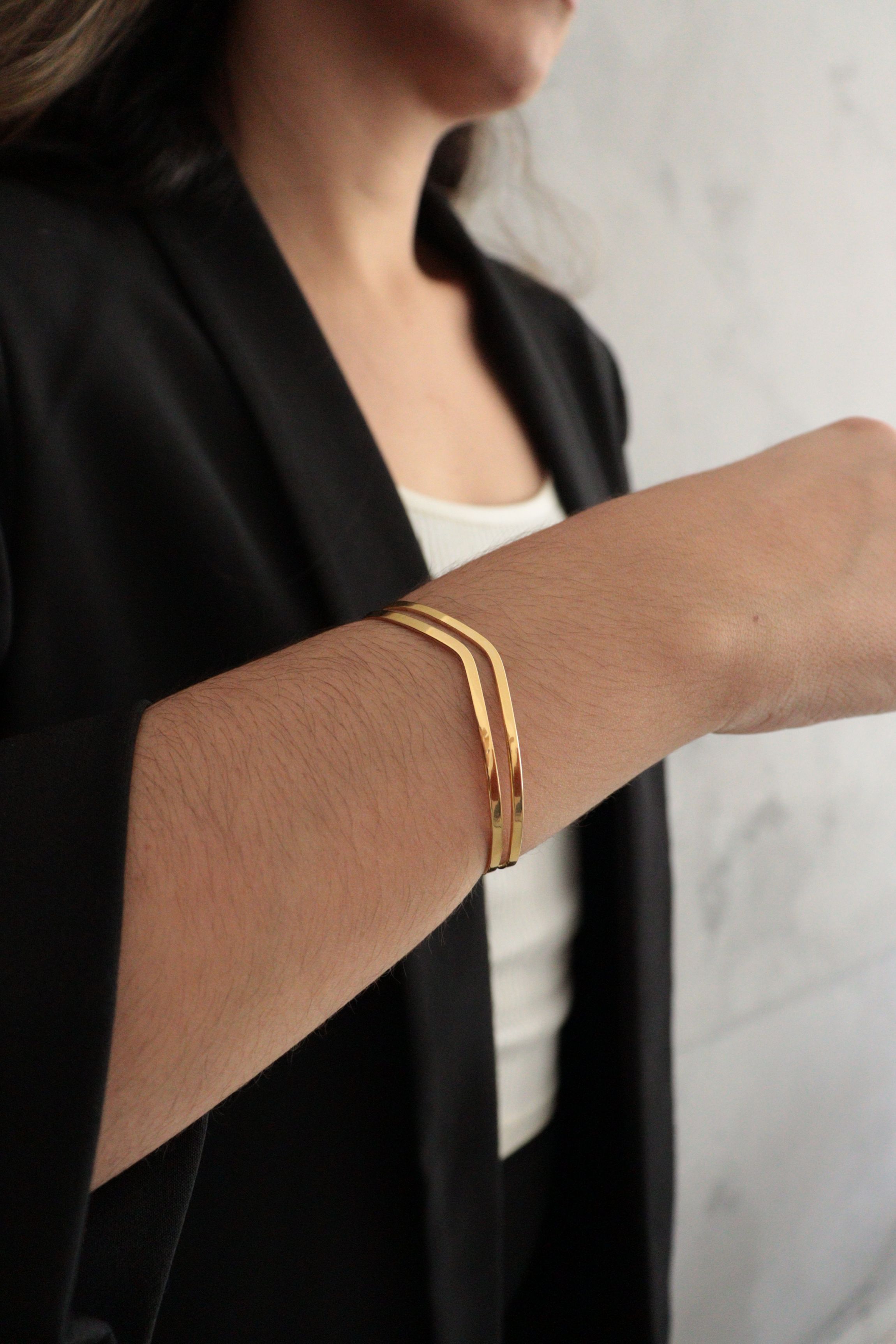 Comprar Bracelete V vazado dourado - Magic Girl