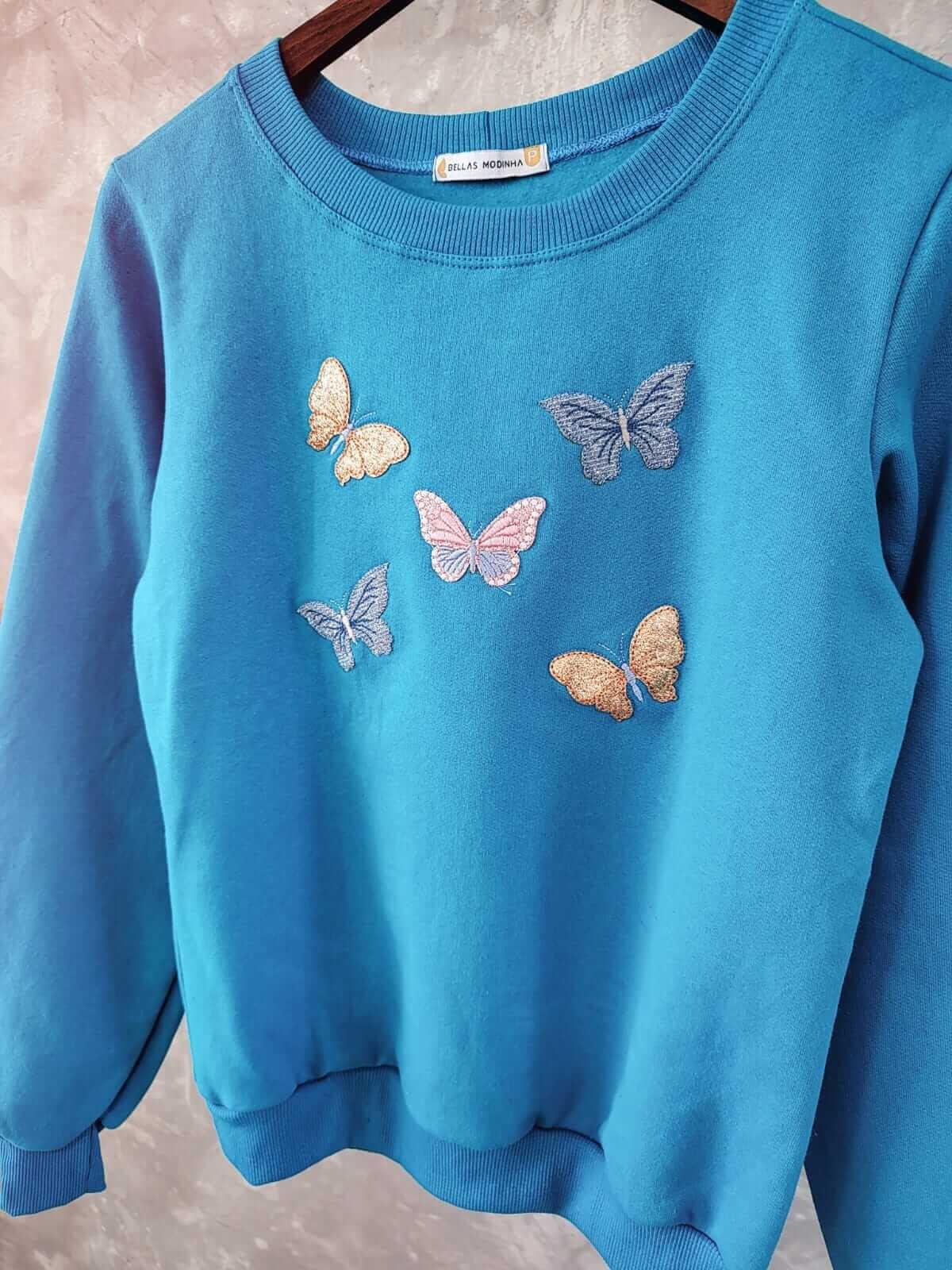 MOLETOM FEMININO PELUCIADO BORDADO BORBOLETAS AZUL - a partir de R$89,19