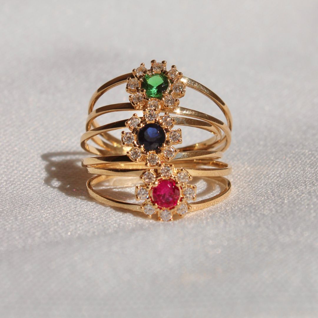 Anel de Formatura Redondo zircônias em ouro 18k | Adara J? - de R$1.992,15 a R$2.120,40