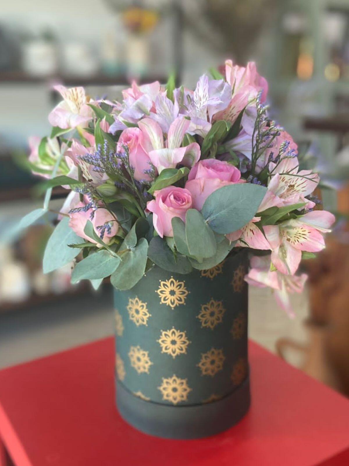 Comprar Box Verde Flora com Rosas e Astromélias - R$239,90 - Verde Flora