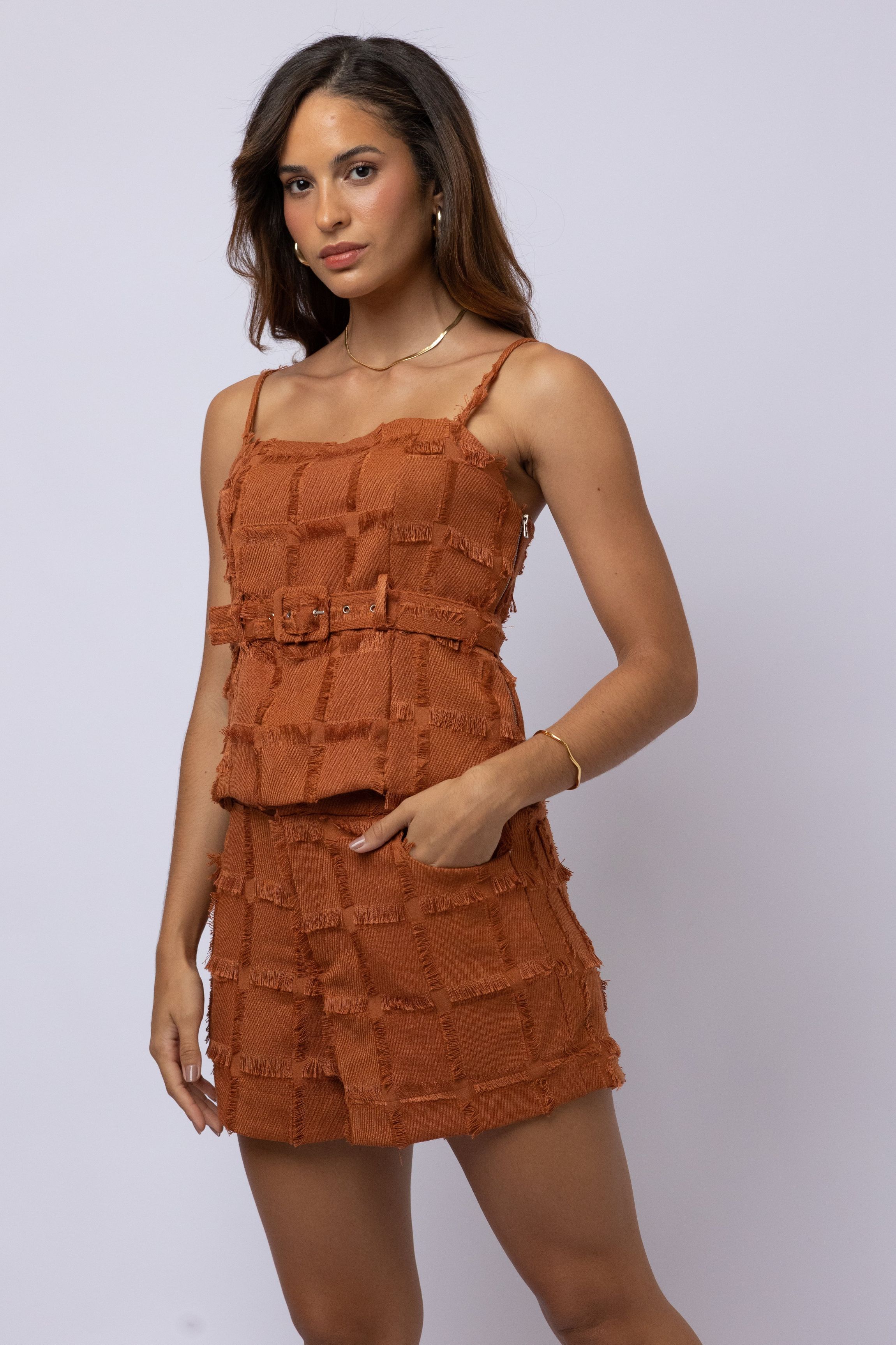 Short Reto Maya Conhaque com Franjas Modernas