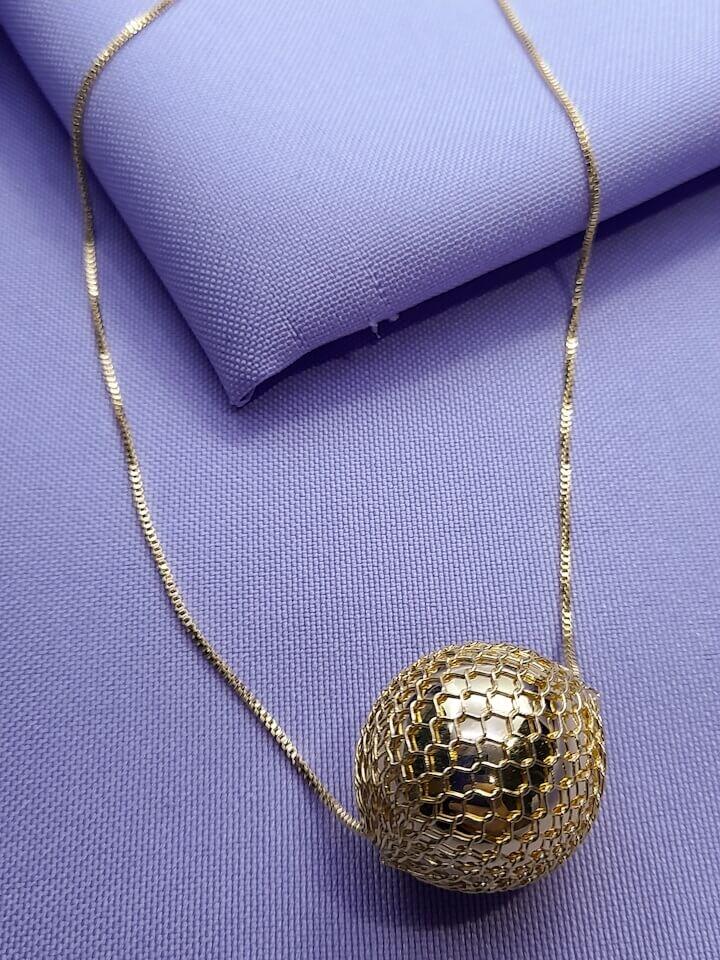 Colar Pingente Bola envolvida com Rede Ouro 18k