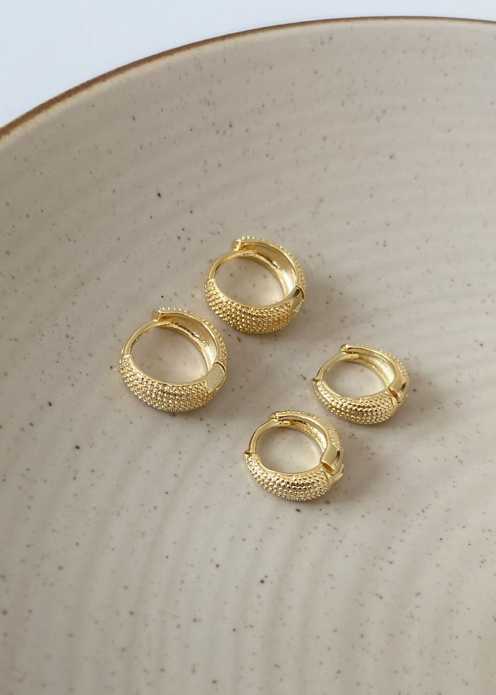 Dupla de argolas detalhadas banhada a ouro 18k - Lunaná Acessórios