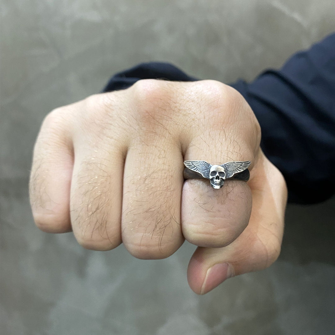 Comprar Anel caveira mini asas - R$330,00 - Vulcano Joias