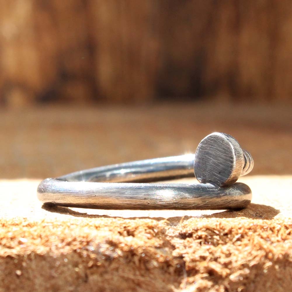 Comprar Anel clássico prego - R$369,00 - Vulcano Joias