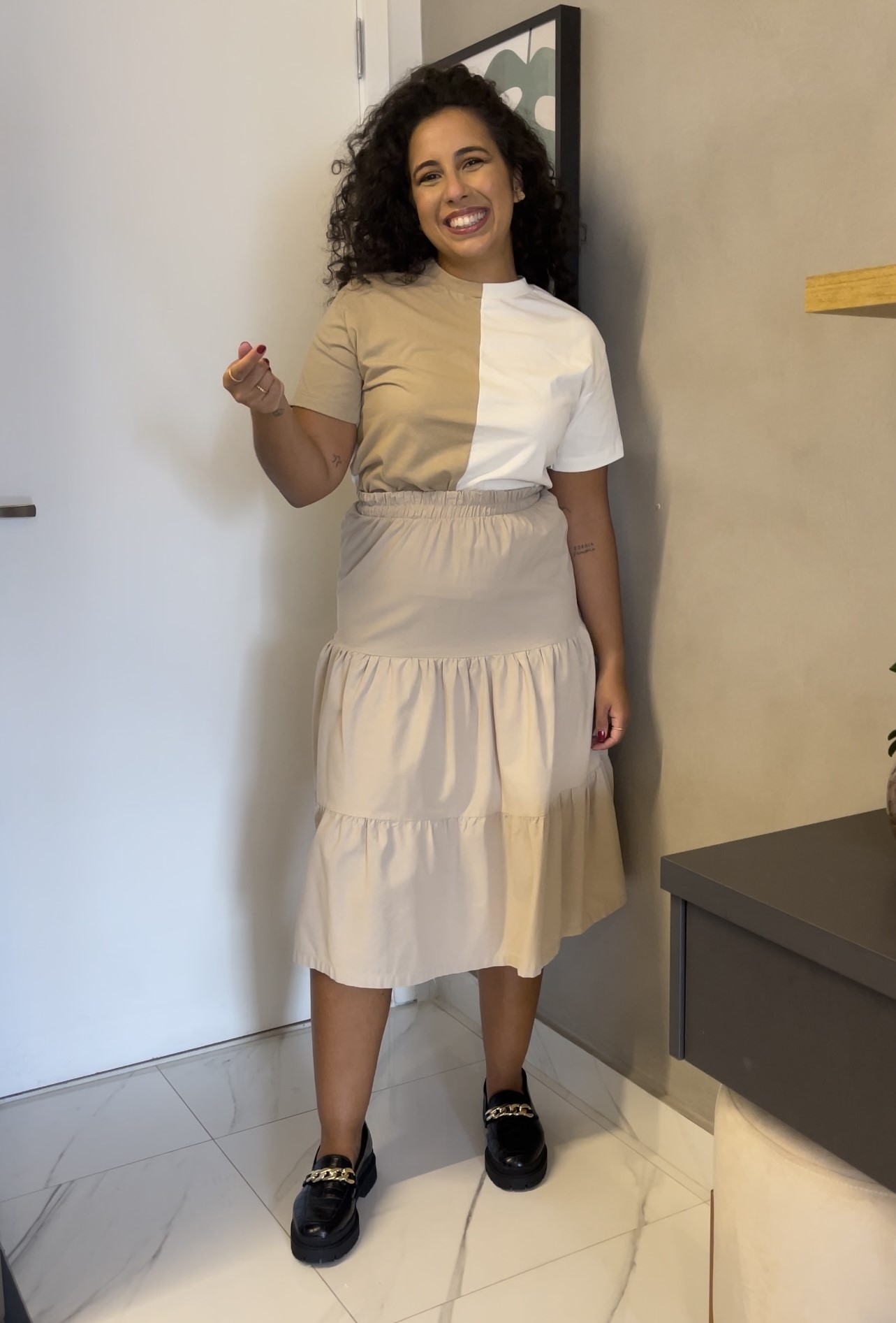 Comprar T-Shirt Bege e Branca - Loja Mezzy