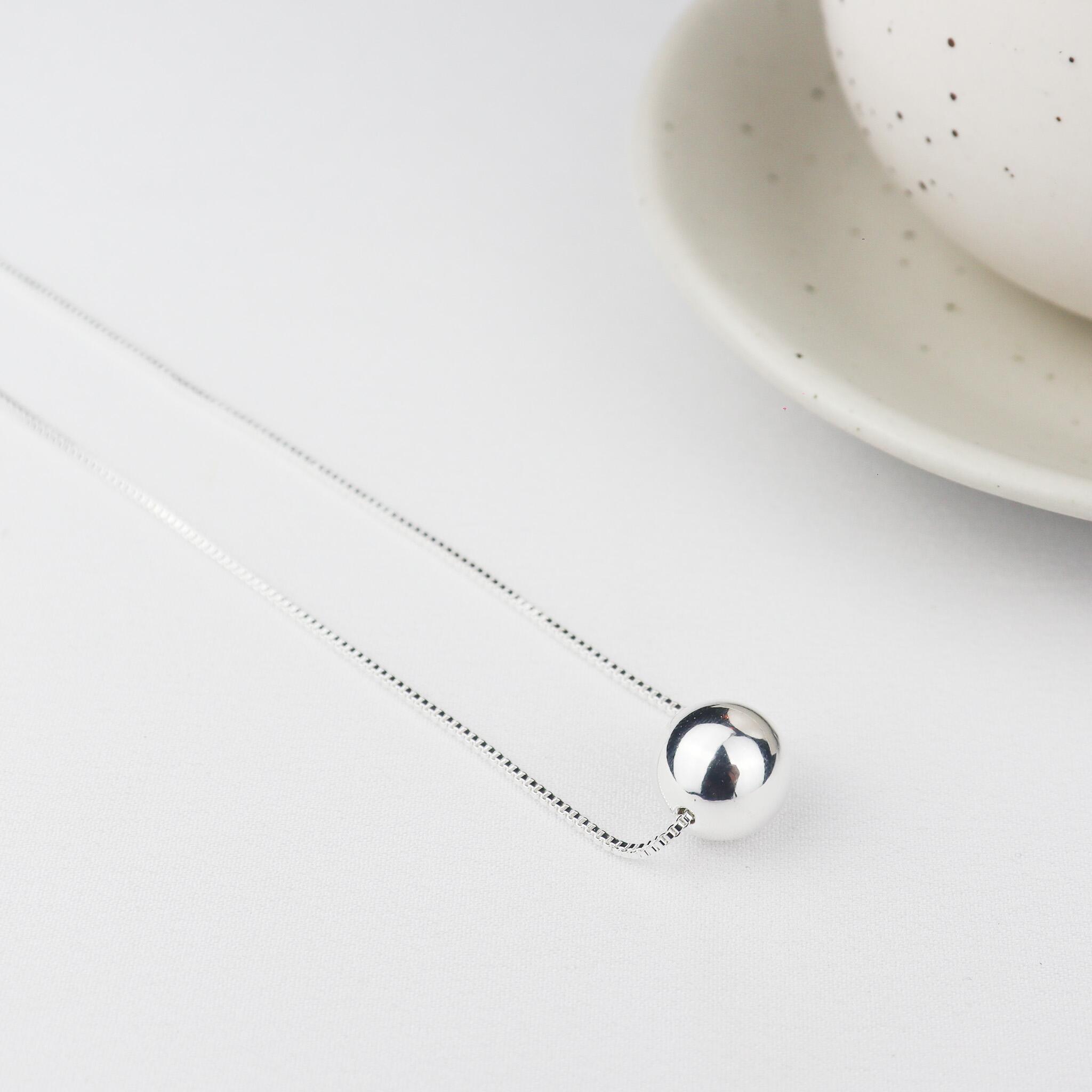 Comprar Colar Médio Pingente Bola - Prata - a partir de R$22,79
