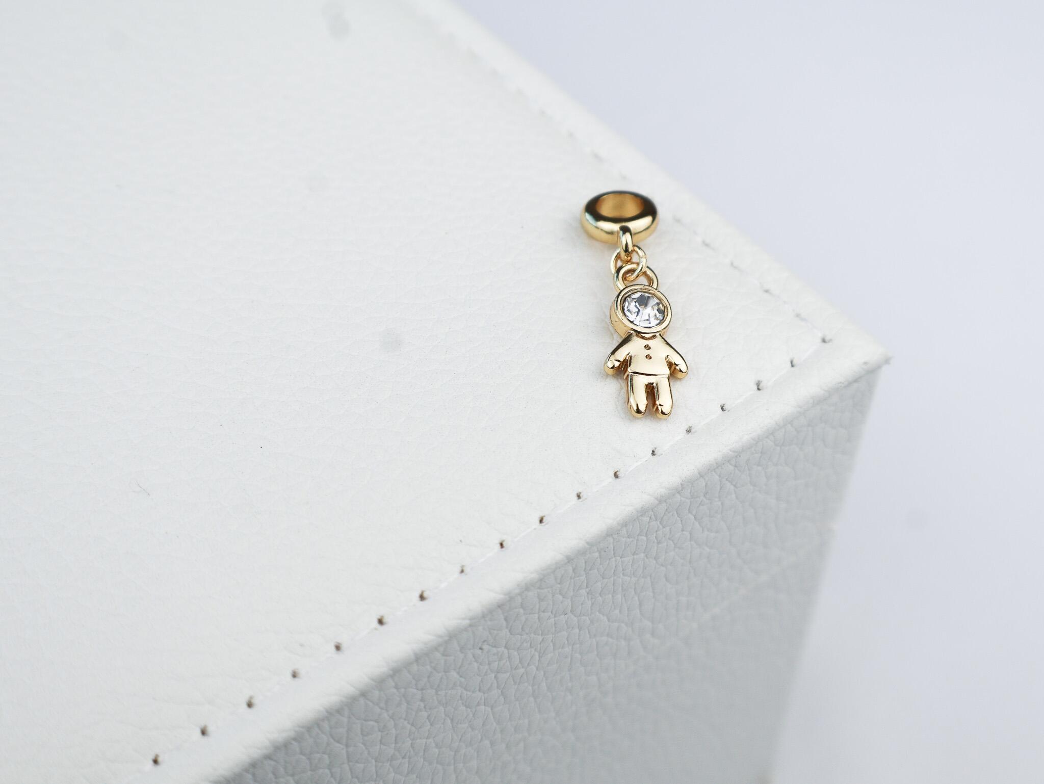 Comprar Berloque Menininho Zircônia - Dourado - a partir de R$24,60