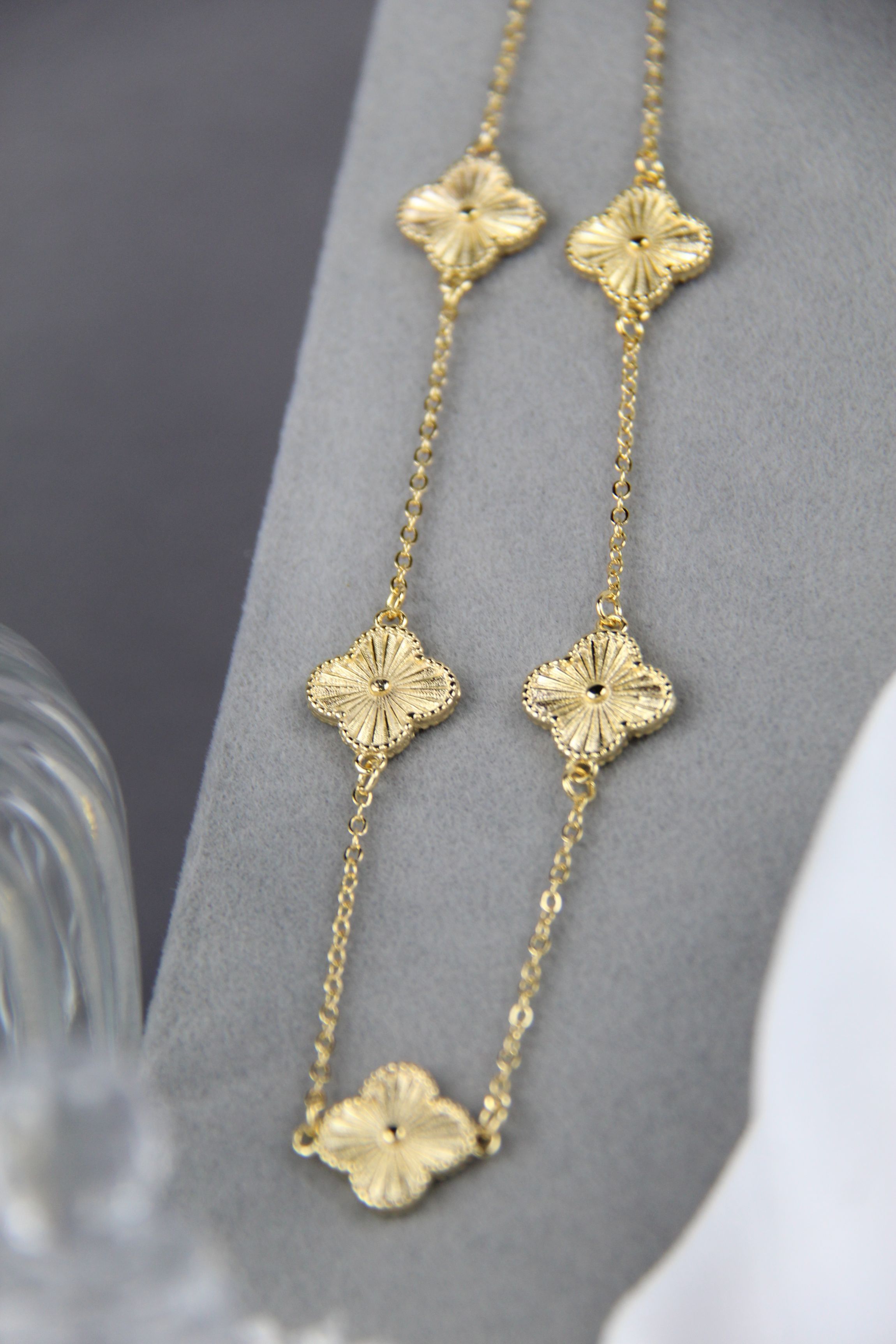 Comprar Colar Curto Cinco Trevos Detalhados - Dourado - a partir de R$26,50 - Anna Vilas