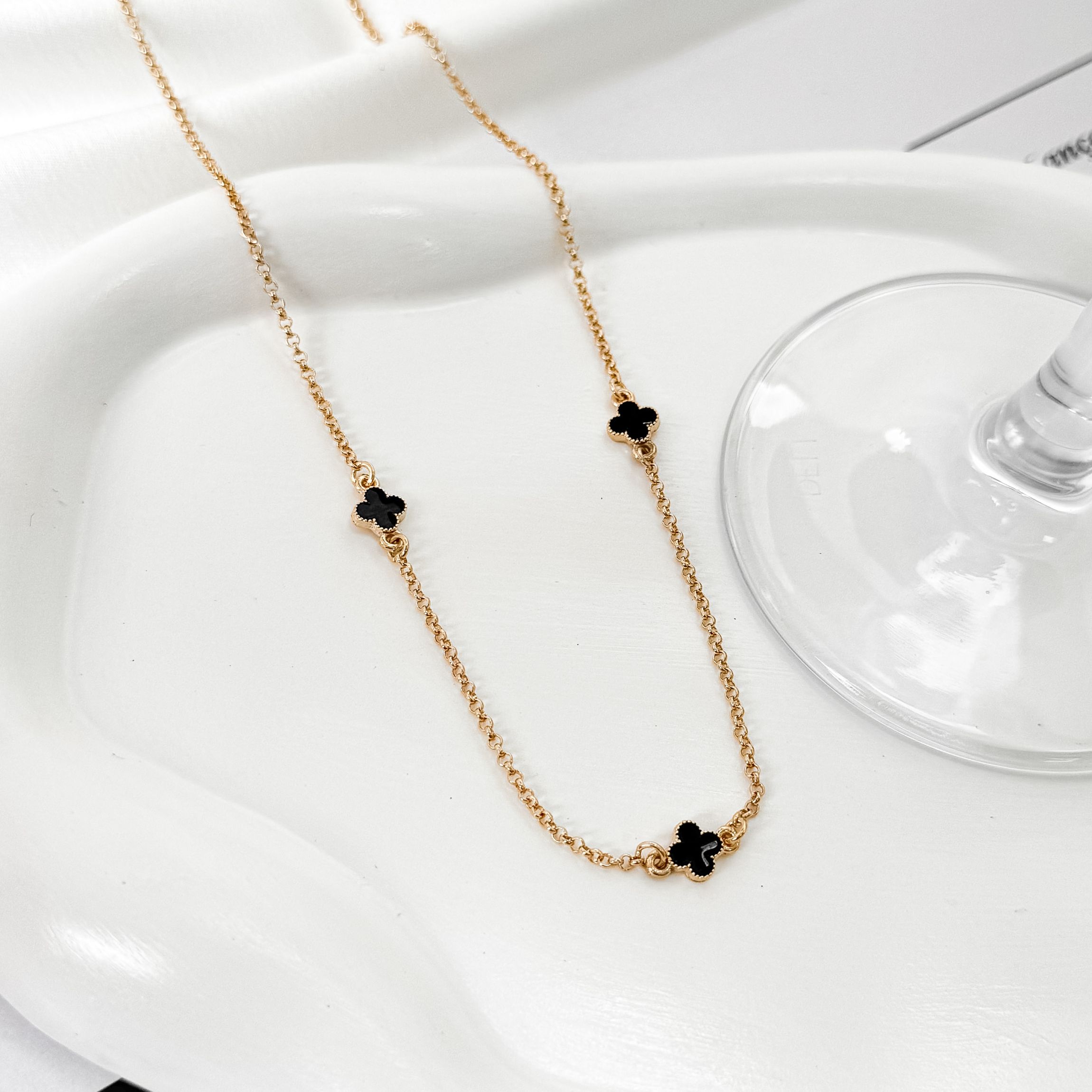 Comprar Colar Trevo VC preto - 3 pingentes - Dourado - a partir de R$92 ...