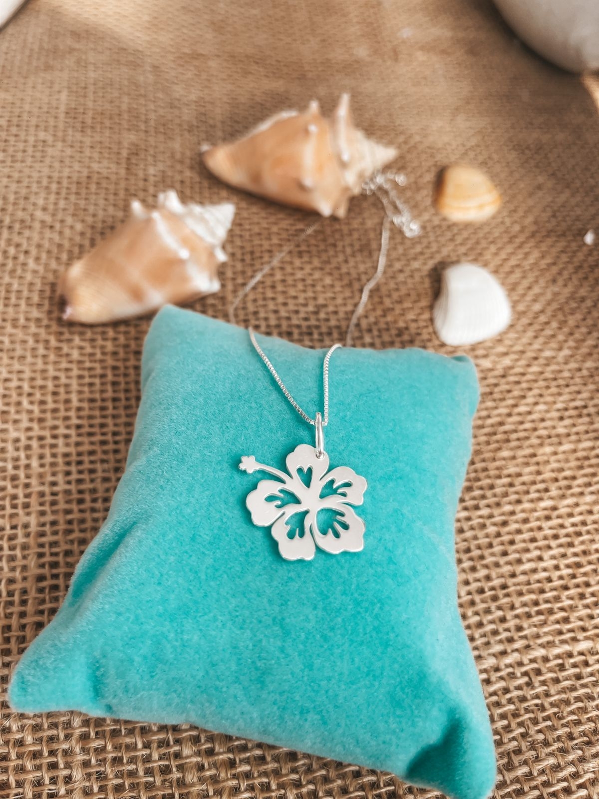 Colar Pingente Hibisco Vazado 50cm Prata 925 Clara